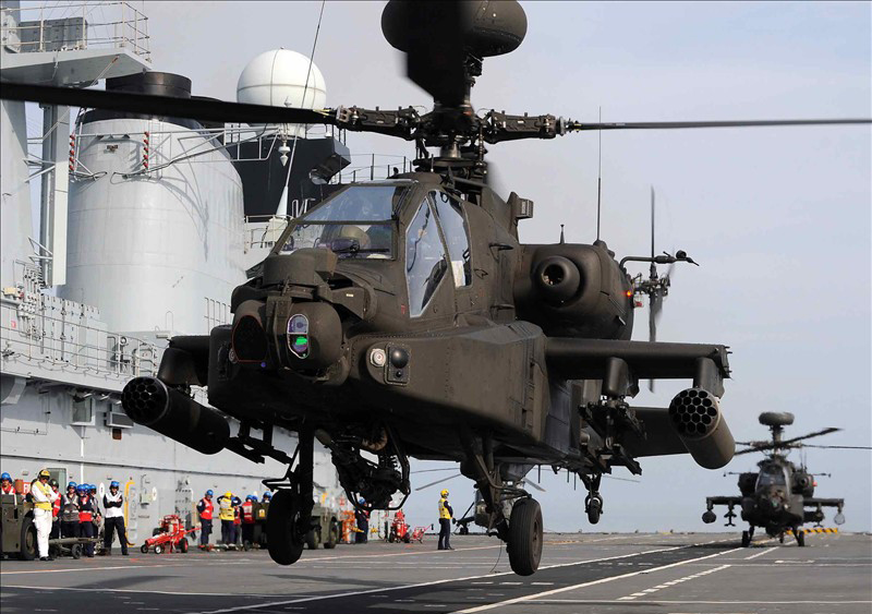 Le HMS Illustrious accueille des hélicoptères Apache | Mer et Marine