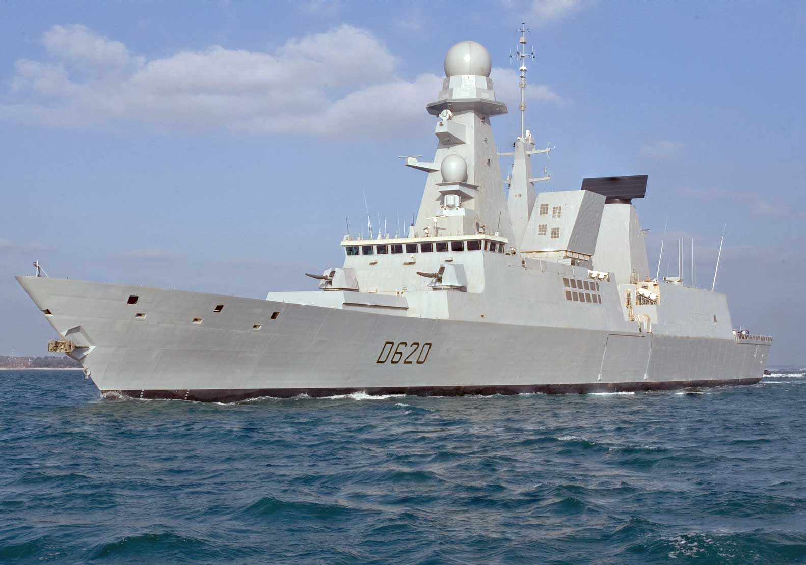 La frégate Forbin se mesure aux moyens du centre d'essais des Landes ...