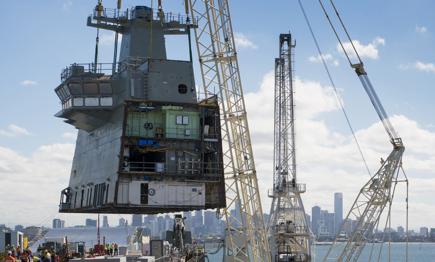 Le HMAS Canberra reçoit son îlot | Mer et Marine