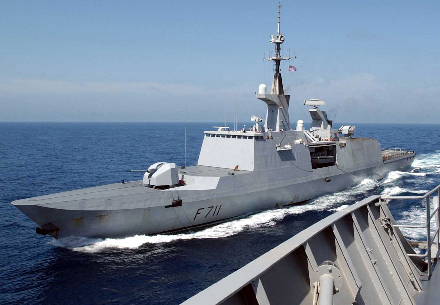 Le Surcouf appréhende 12 pirates au large de la Somalie | Mer et Marine
