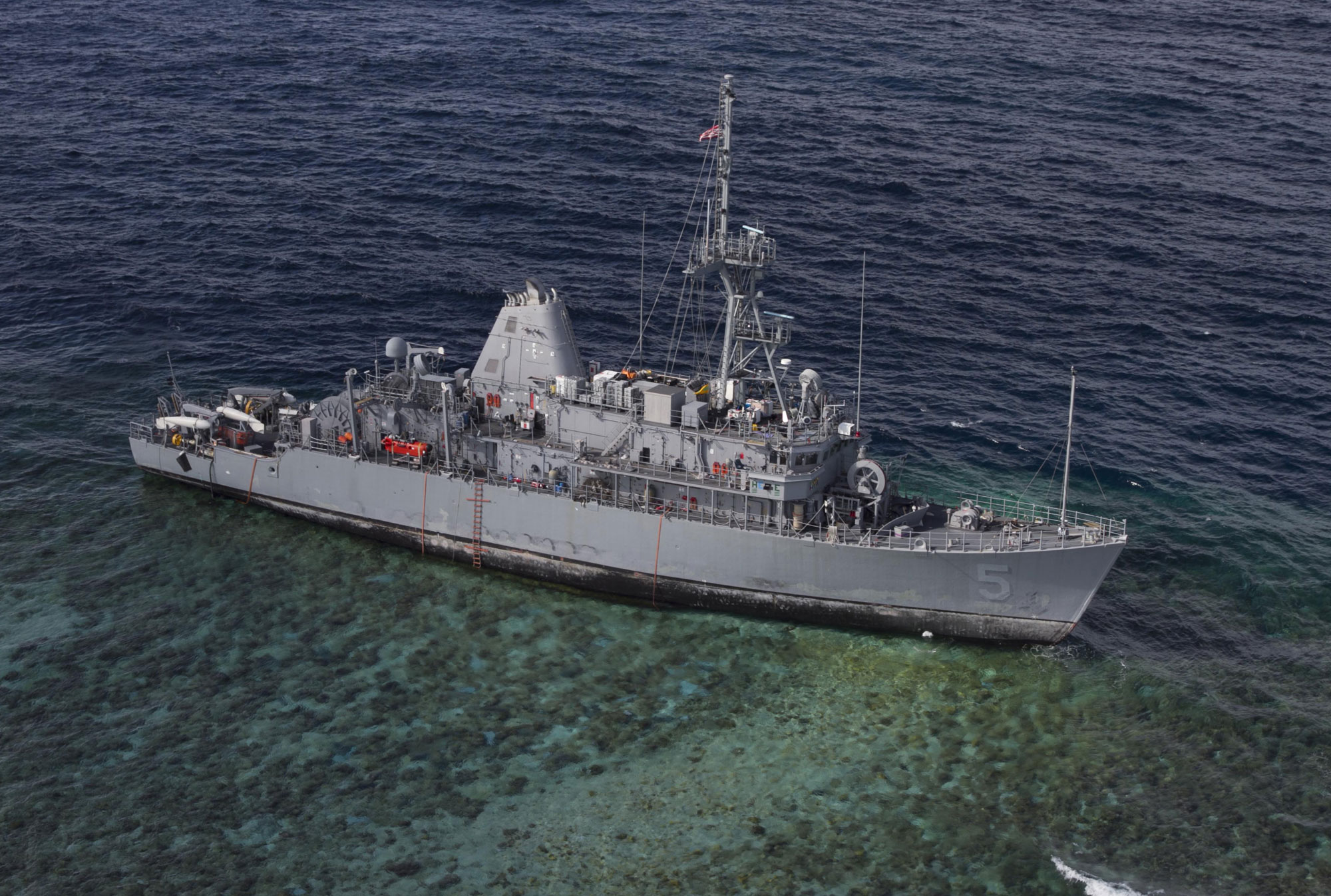 L’USS Guardian toujours planté sur son récif aux Philippines | Mer et ...