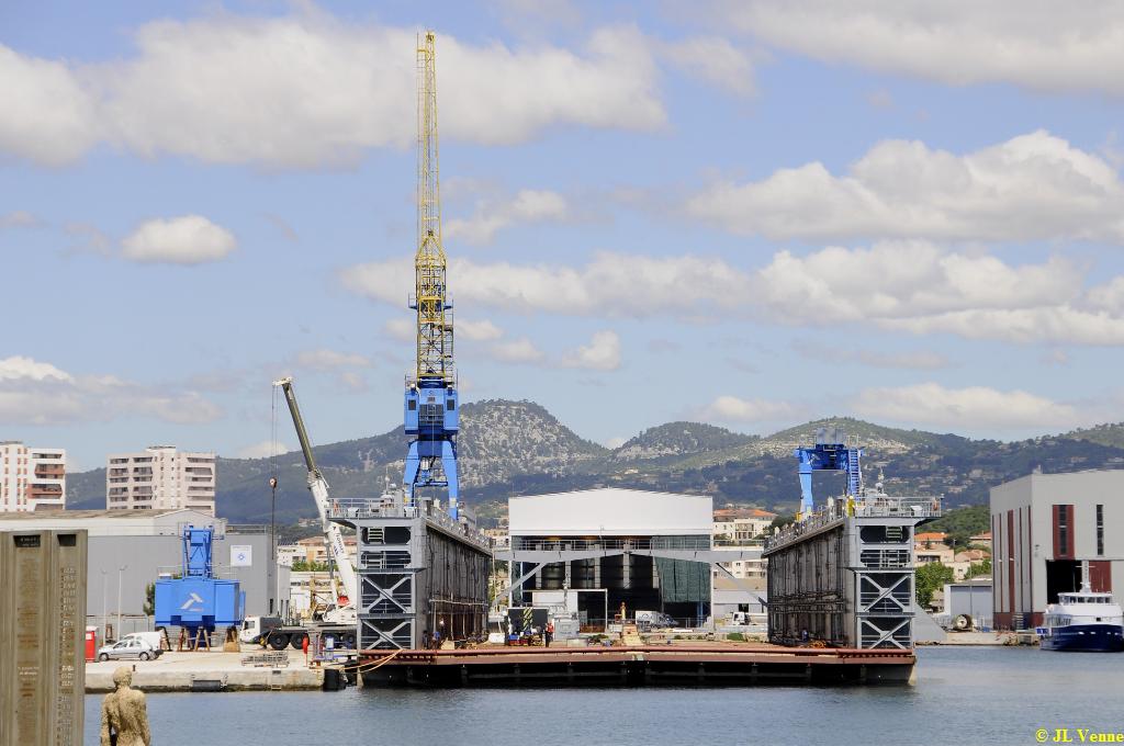 Toulon : Pose des grues du futur dock de déconstruction | Mer et Marine