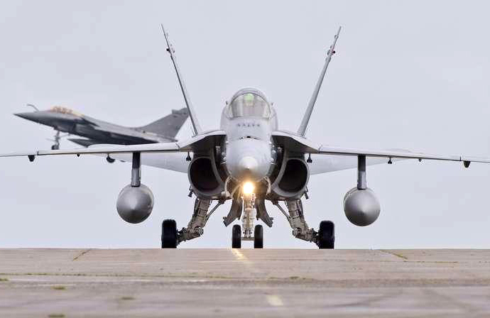 Des F/A-18 sur la base de Landivisiau | Mer et Marine