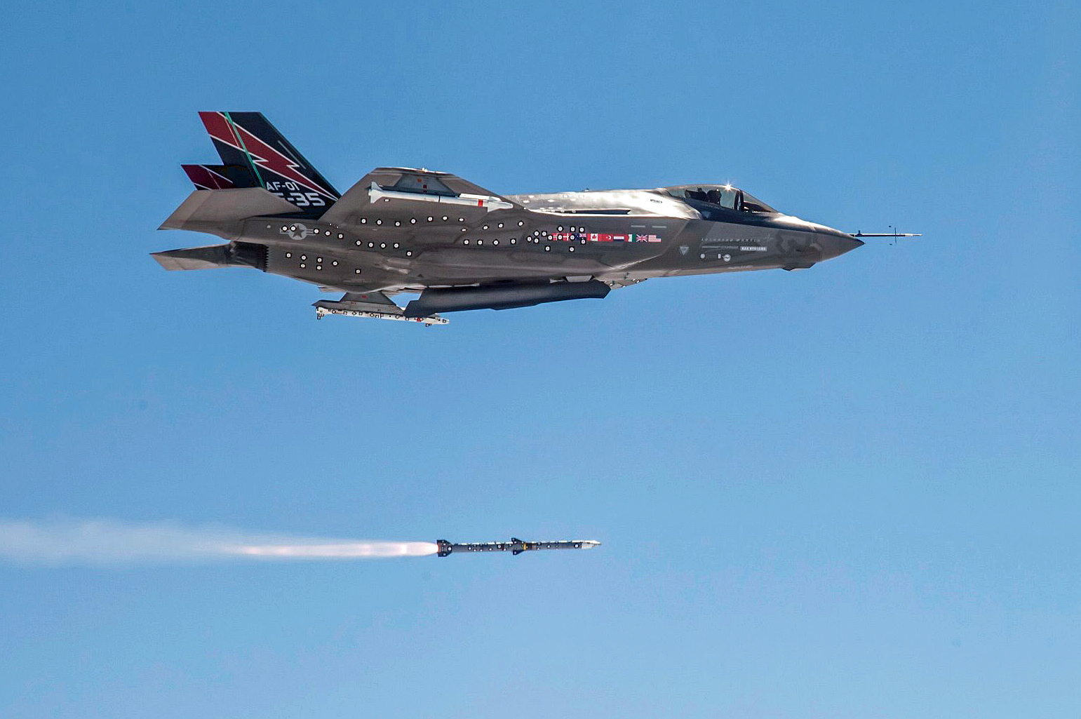 Le F-35 tire son premier missile | Mer et Marine