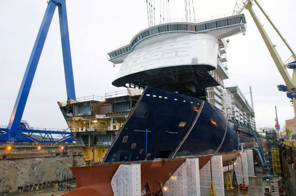 STX Finland pose l'étrave et la timonerie du Mein Schiff 3 | Mer et Marine