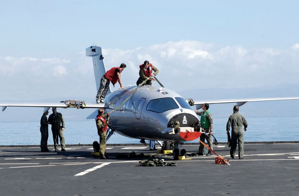 Un drone italien P180 MPA sur le pont du San Marco | Mer et Marine