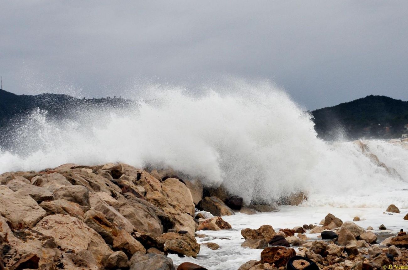 En images : Impressionnantes vagues sur le littoral varois | Mer et Marine