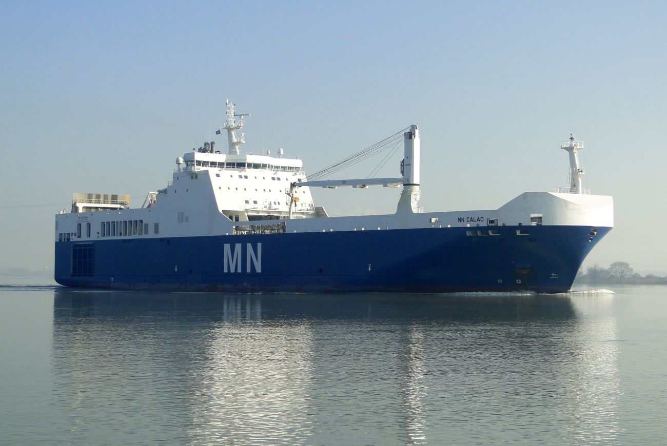 Le MN Calao débarque des véhicules militaires à Rouen | Mer et Marine