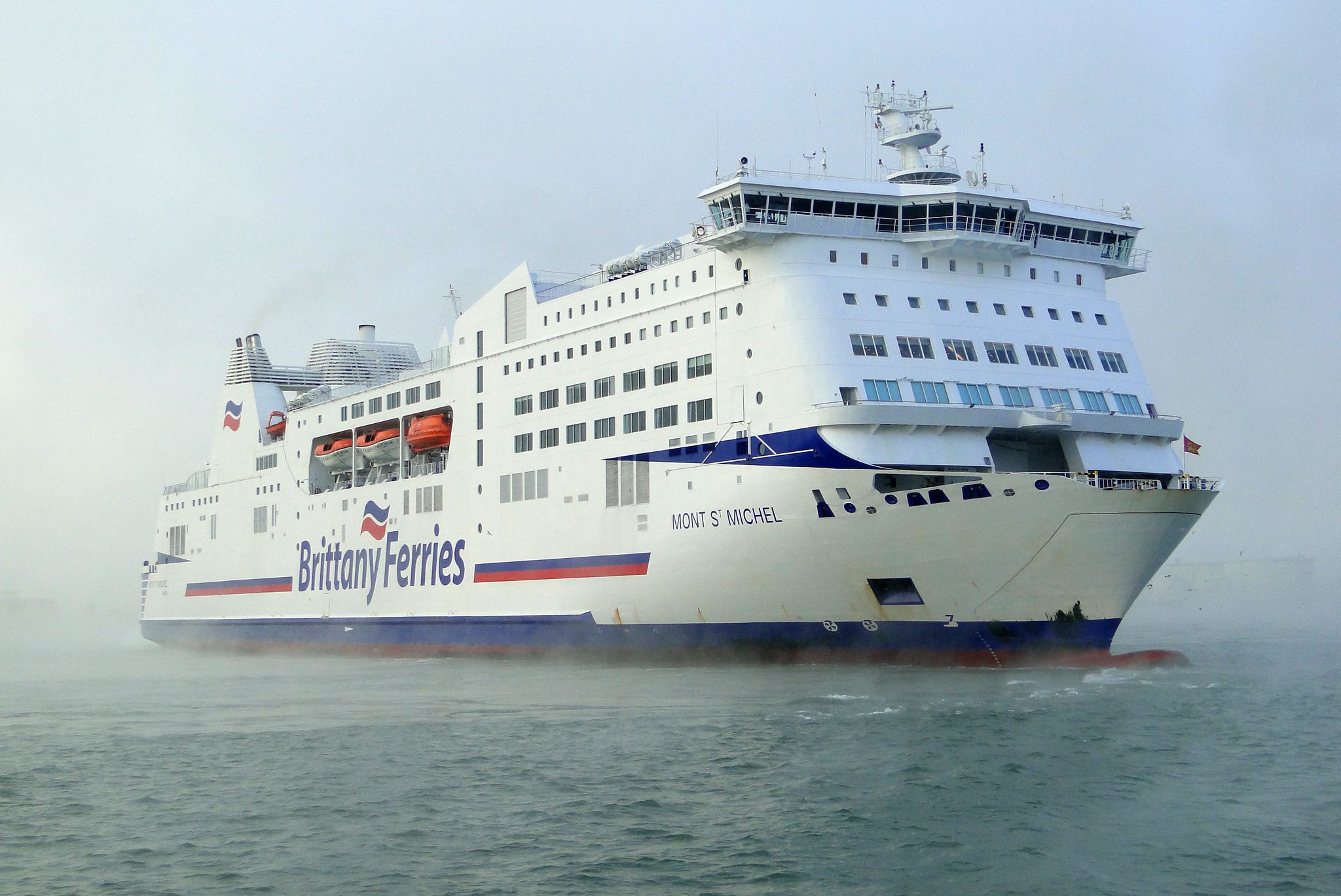 Evacuation d'un passager du ferry Mont St Michel au large de Barfleur ...