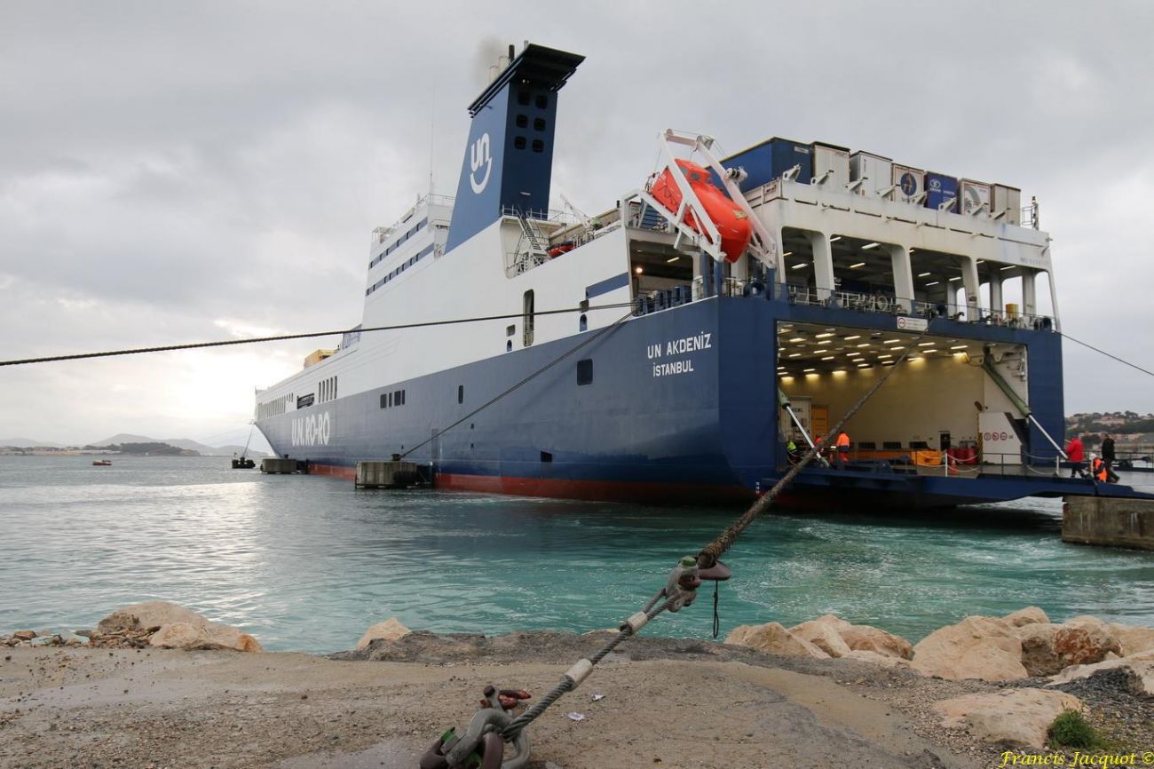 Toulon : U.N. Ro-Ro augmente sa capacité avec un roulier jumboisé | Mer ...