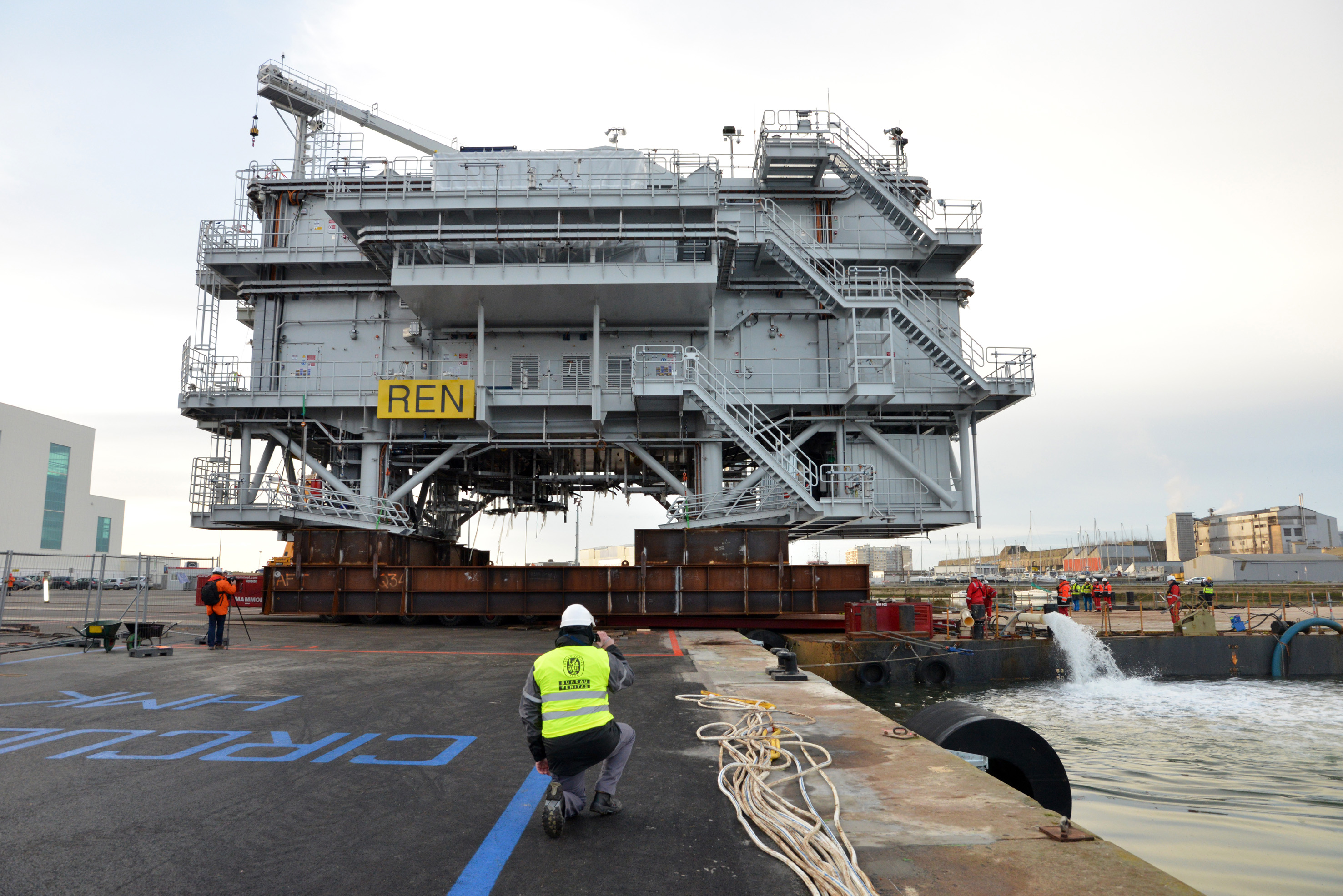 STX France : Le topside de la sous-station Q34 prêt à partir | Mer et ...