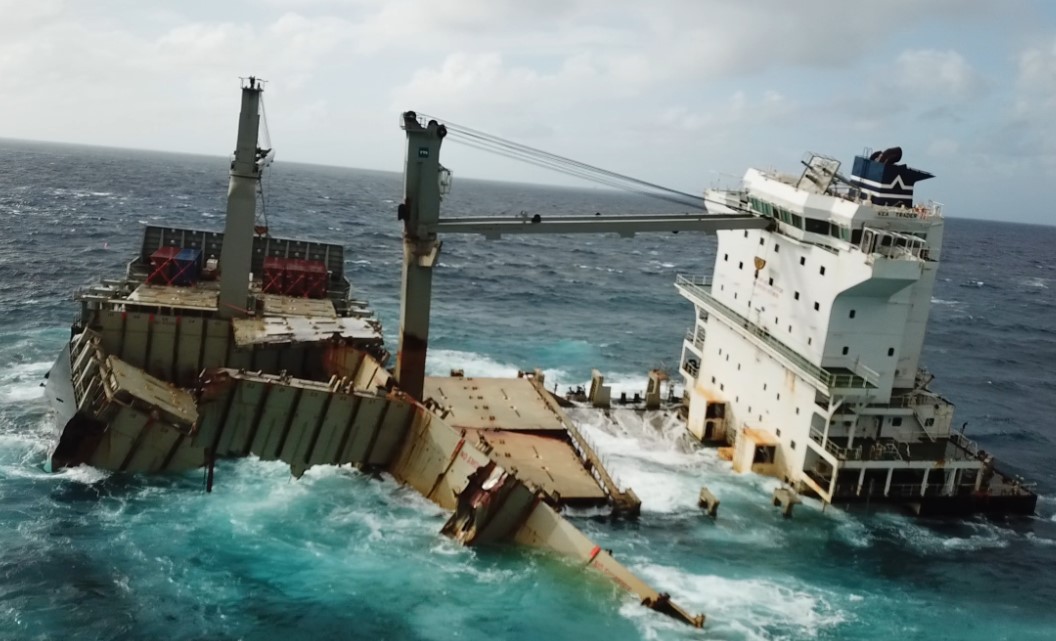 Nouvelle-Calédonie : L’épave du Kea Trader continue de se disloquer ...