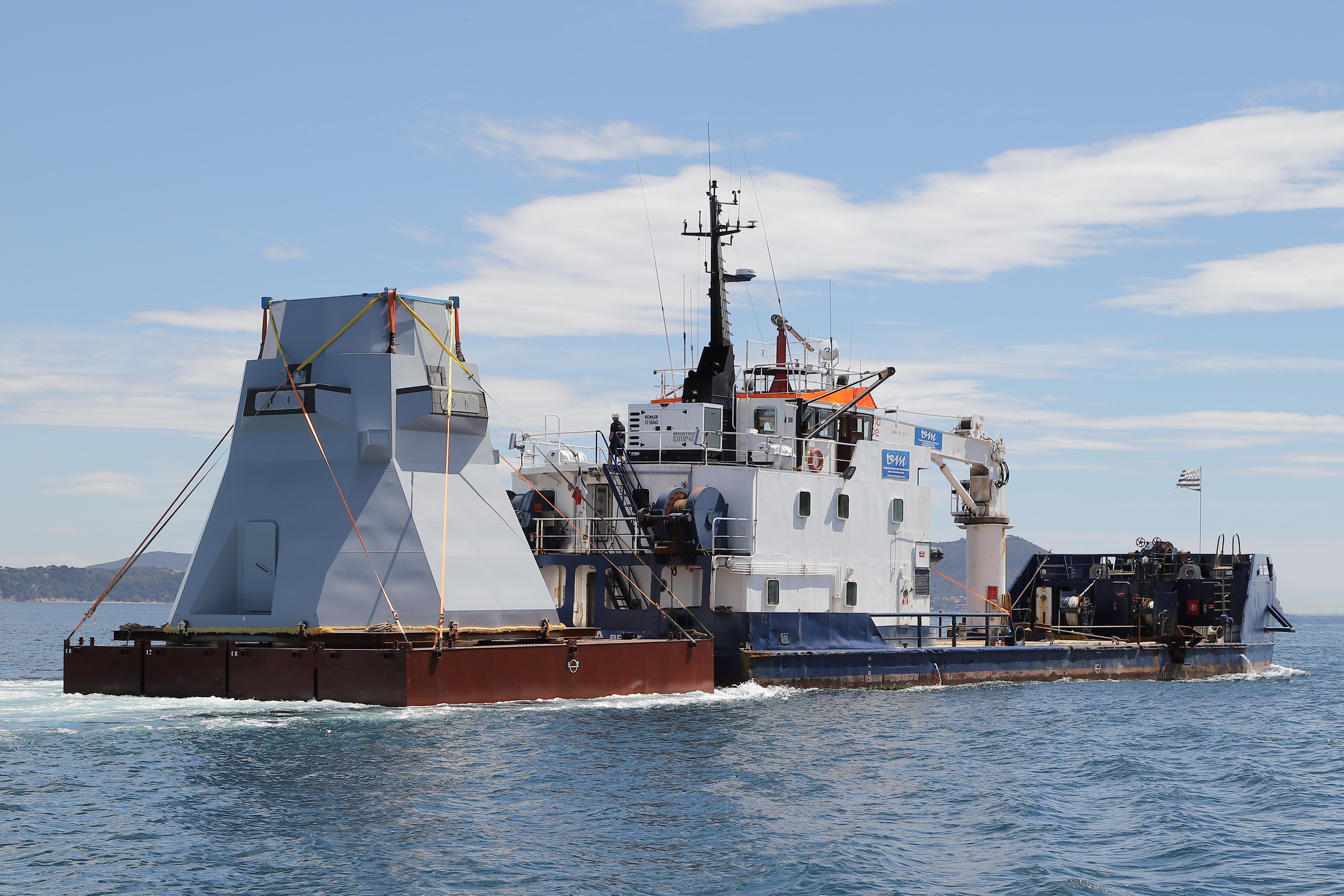 Le bloc structure du prototype de mât intégré des FDI arrive à Toulon ...