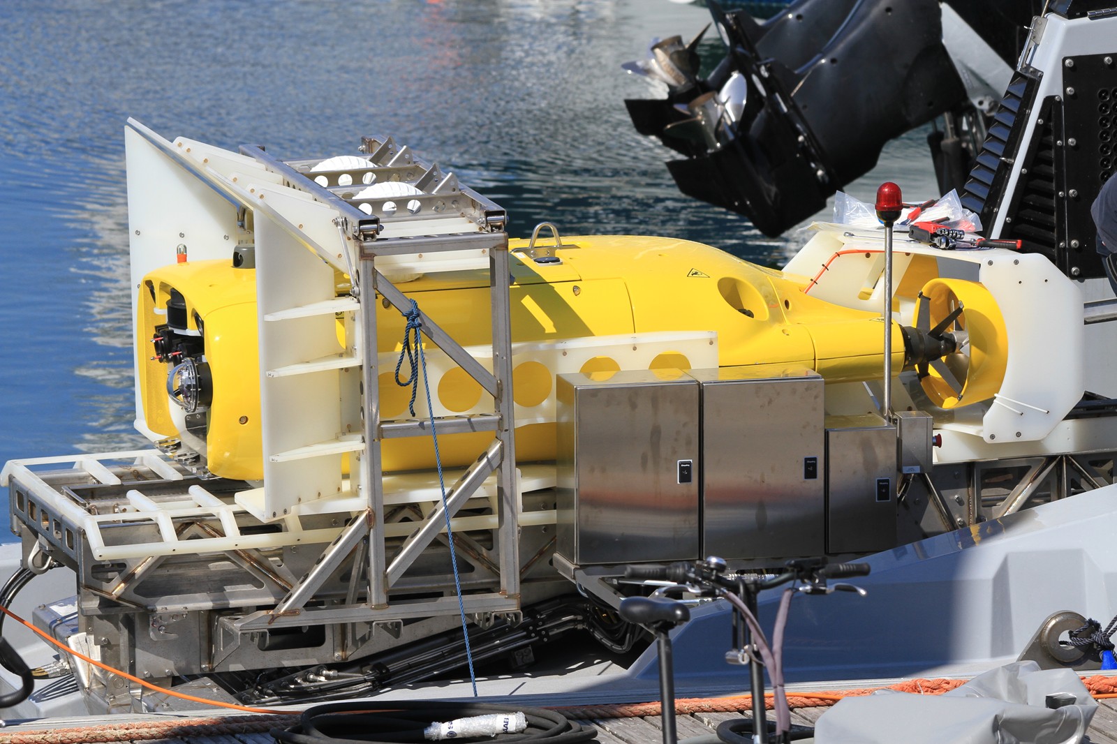 Guerre des mines : le MuMNS embarque sur le drone de surface de Thales ...