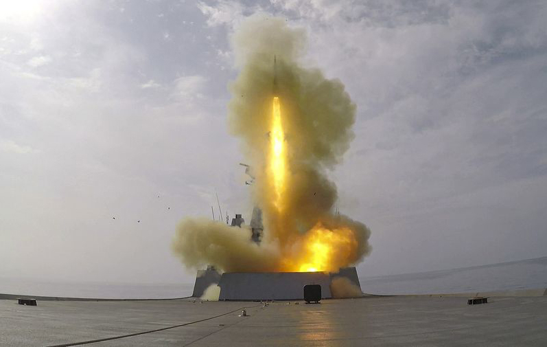 Le Forbin tire un Aster sur une cible poursuivie par le Languedoc | Mer ...