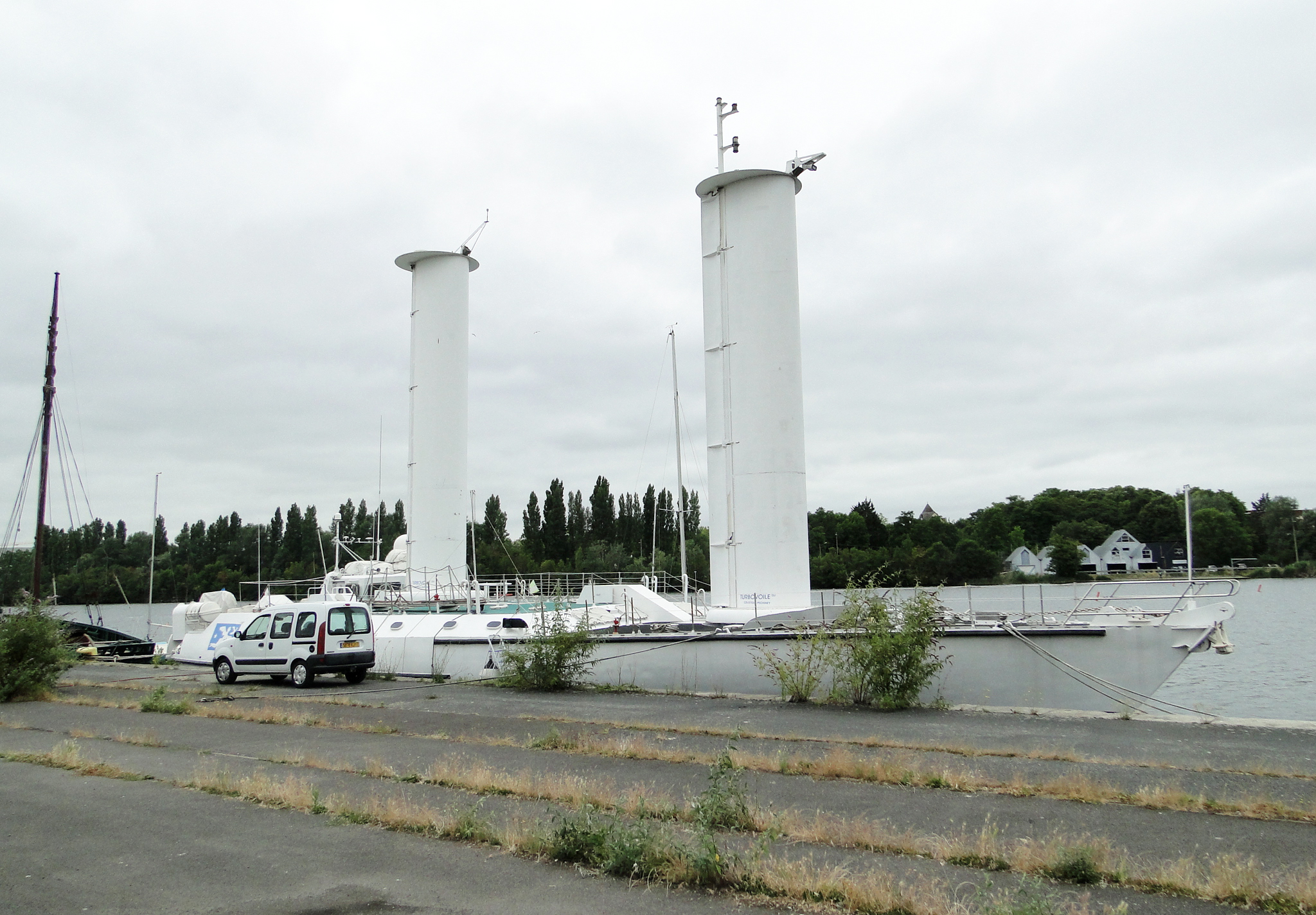 L’Alcyone remorqué à Port-en-Bessin | Mer et Marine