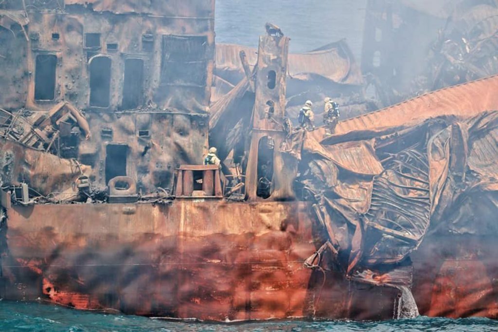 X-Press Pearl : le feu éteint, les sauveteurs montent à bord | Mer et ...