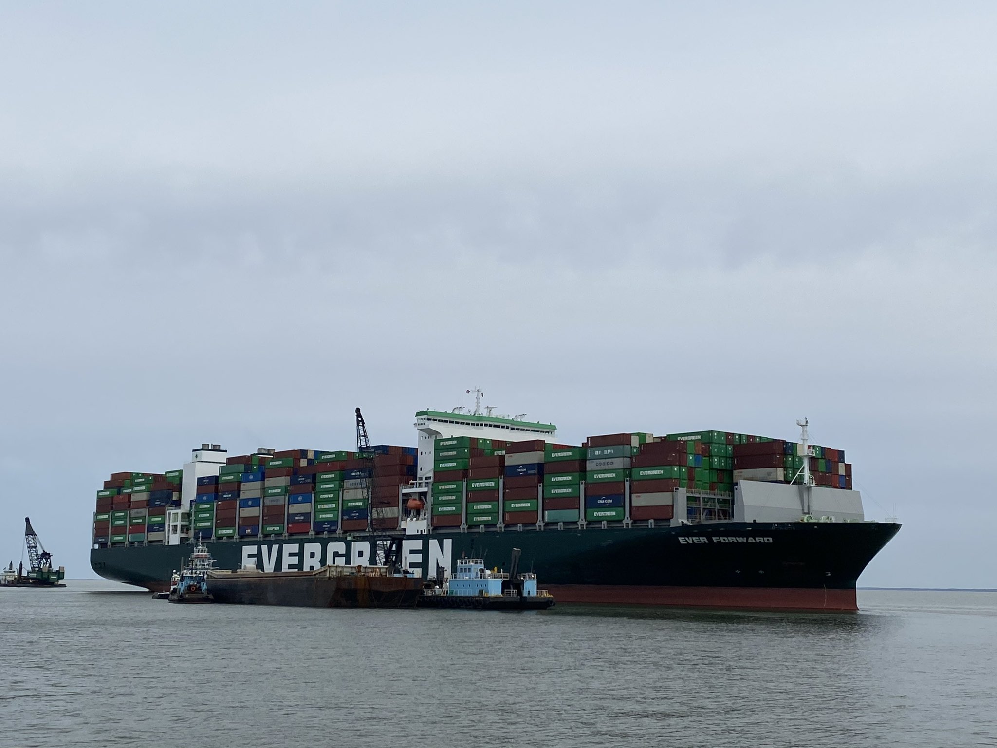 La première tentative pour dégager l’Ever Forward a échoué | Mer et Marine