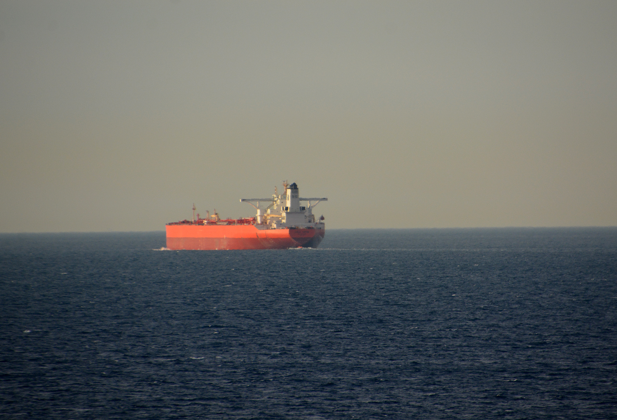 Russie : les transferts de pétrole en mer par des navires « fantômes ...