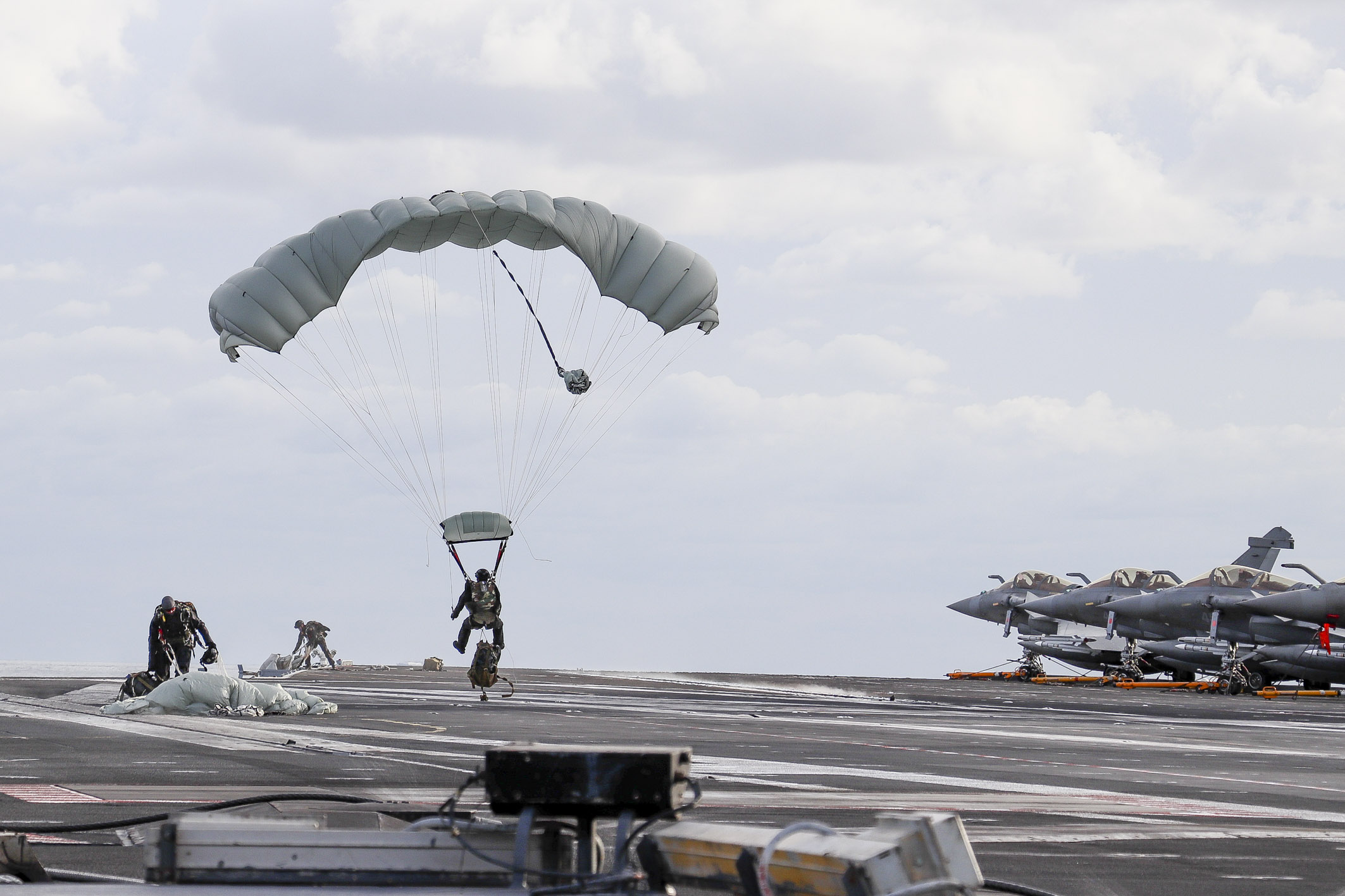Des commandos marine parachutés depuis un Atlantique 2 sur le Charles ...