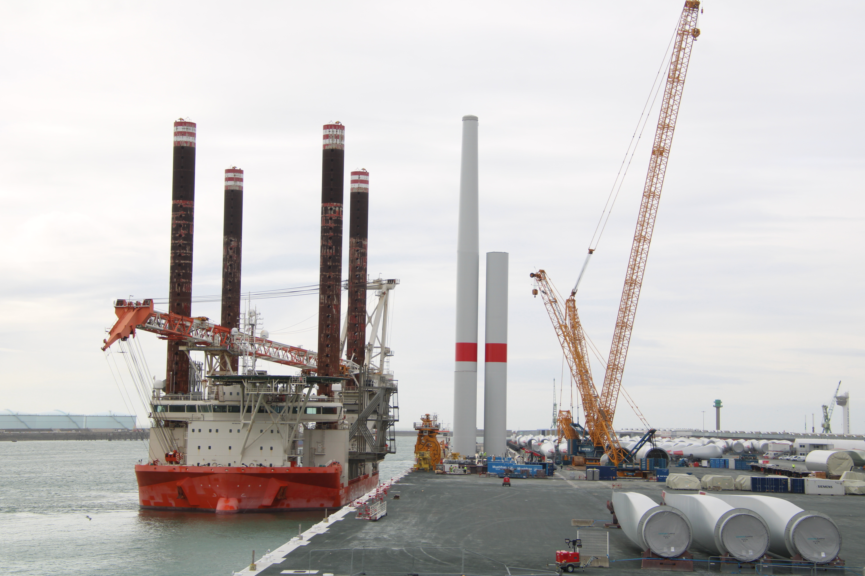 Le jack-up Brave Tern au Havre pour charger les premières éoliennes du parc de Saint-Brieuc ...