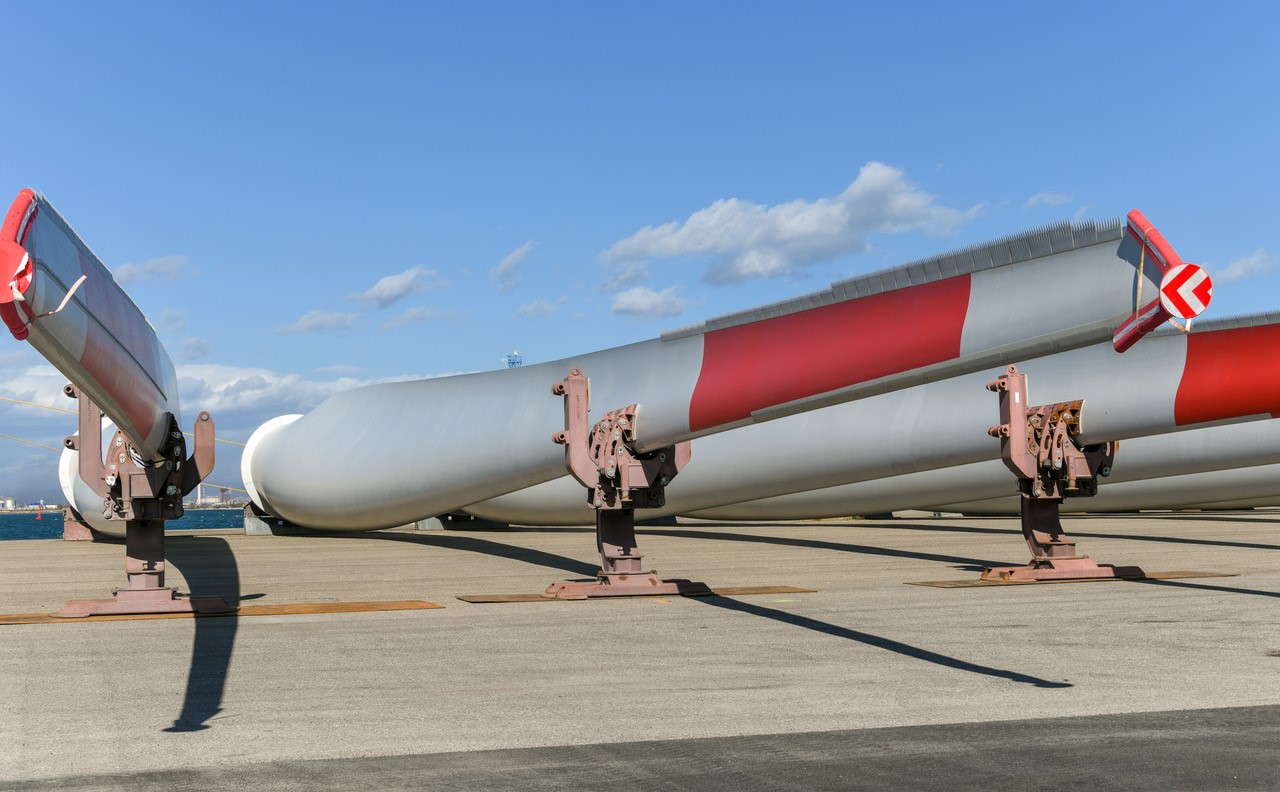 Provence Grand Large : les éléments d’éoliennes prêts à être assemblés ...