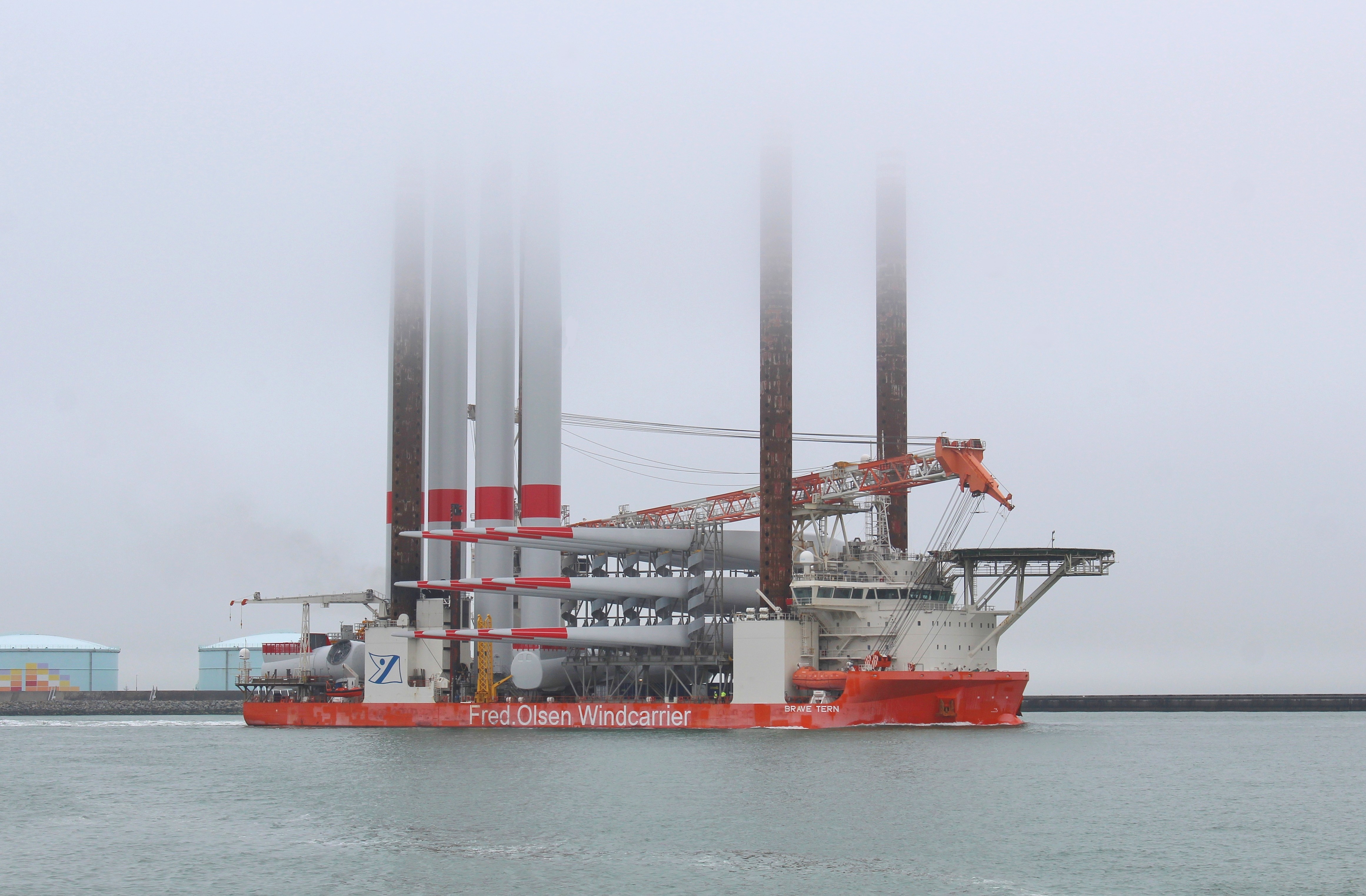 Le Brave Tern quitte Le Havre avec les premières éoliennes du parc de ...