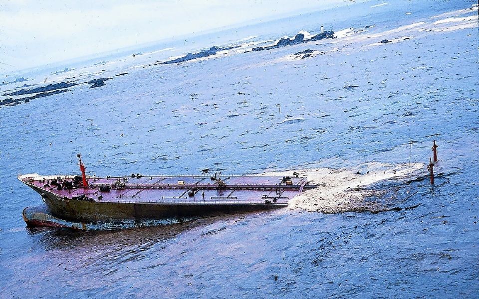 Amoco Cadiz : le bulbe du navire découvert au large de Portsall ? | Mer ...