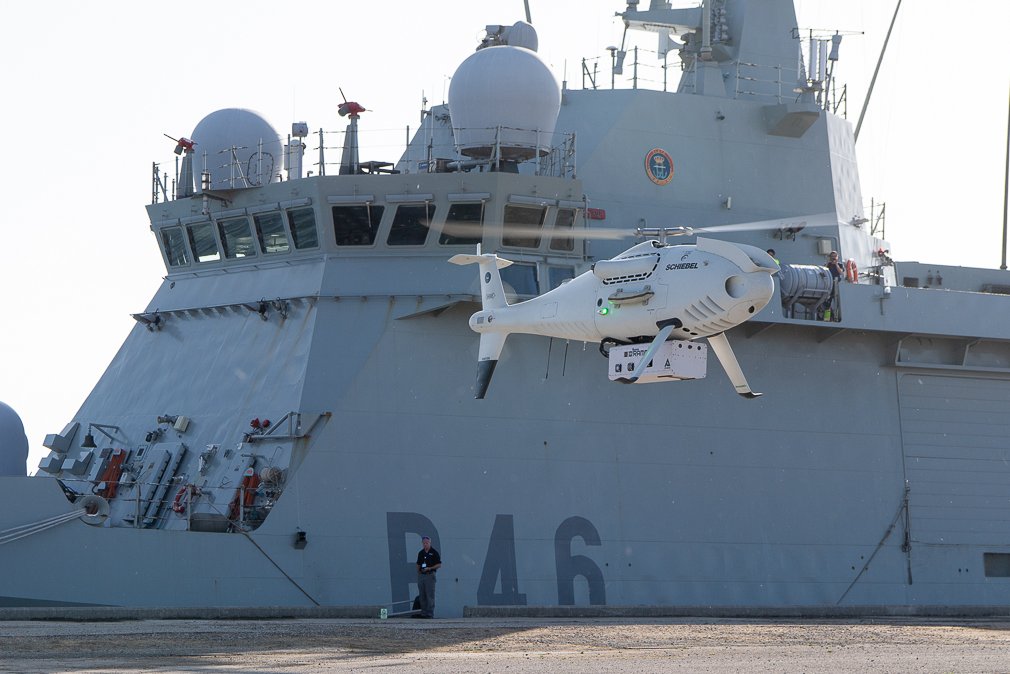 Le Camcopter S-100 de Schiebel déploie un mini-AUV de Seaber et un ...