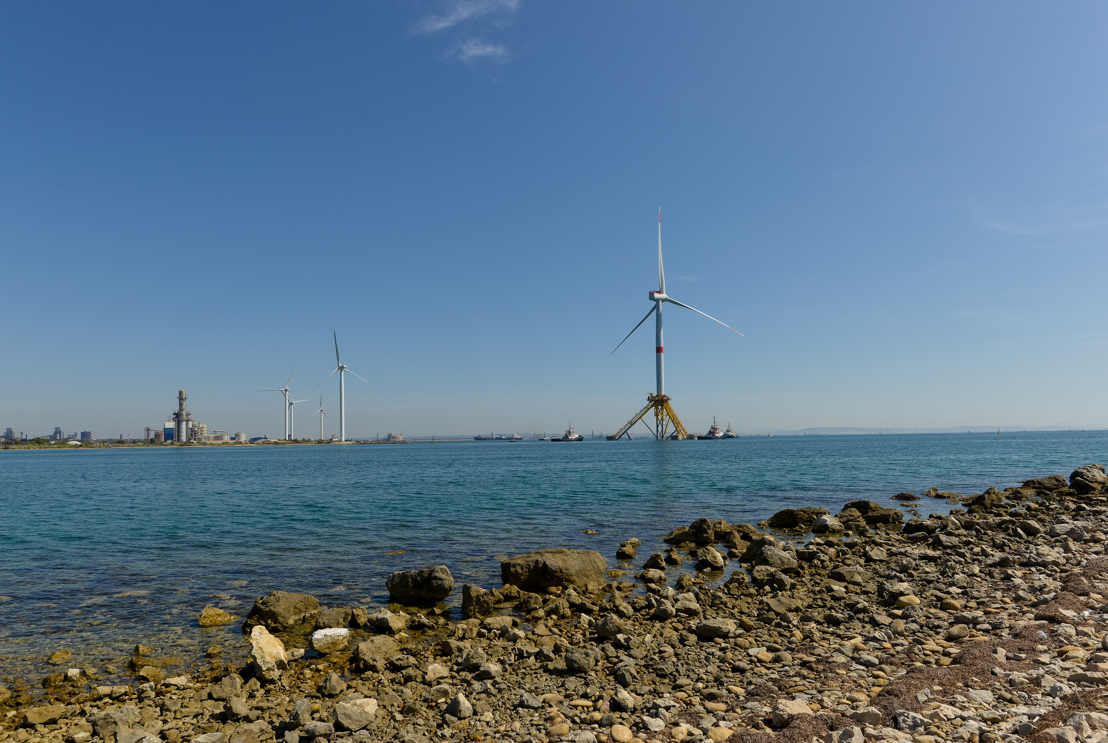 Provence Grand Large: la première éolienne flottante a quitté Fos pour ...