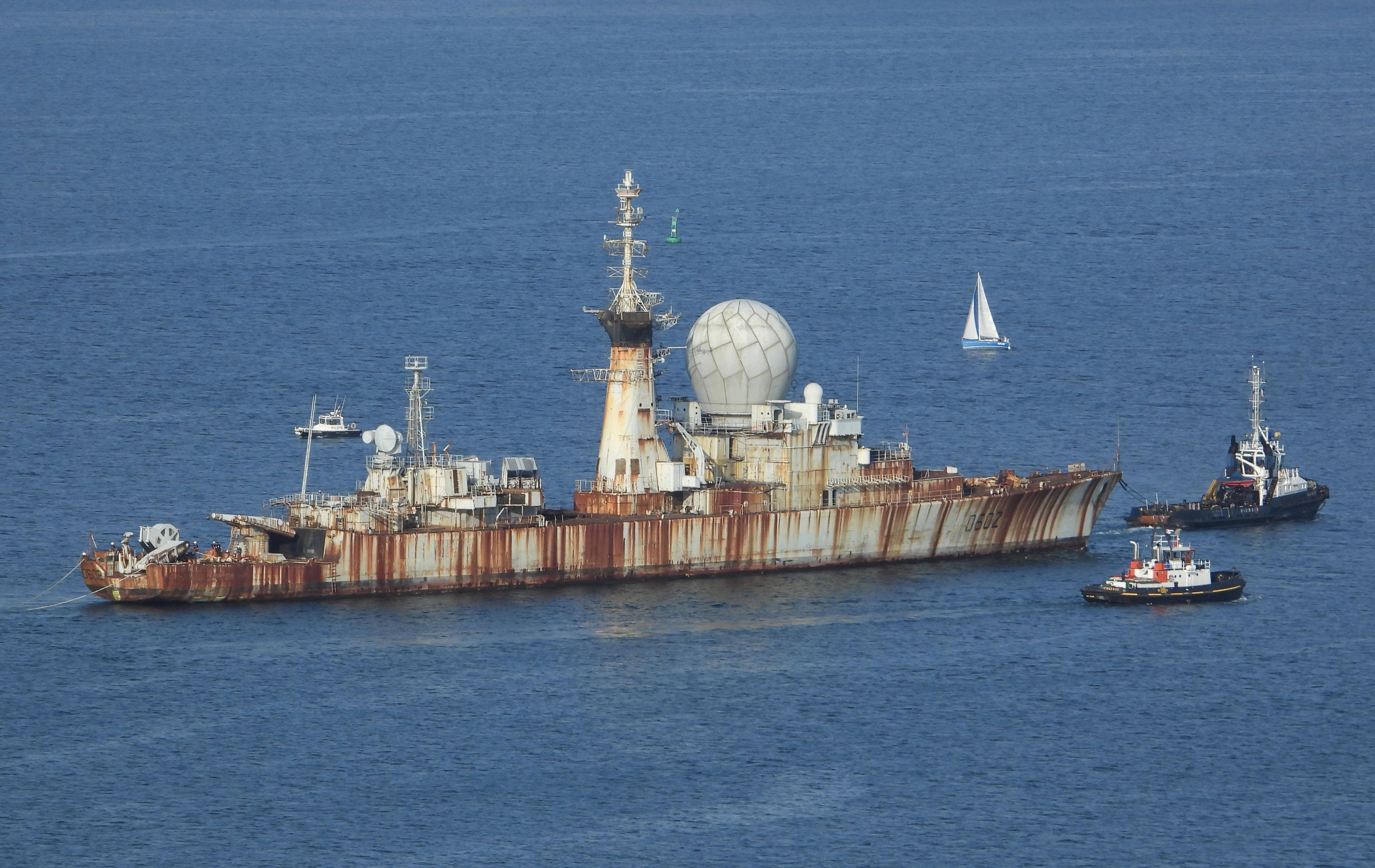 L’ex-frégate Suffren quitte Toulon pour aller se faire déconstruire à ...