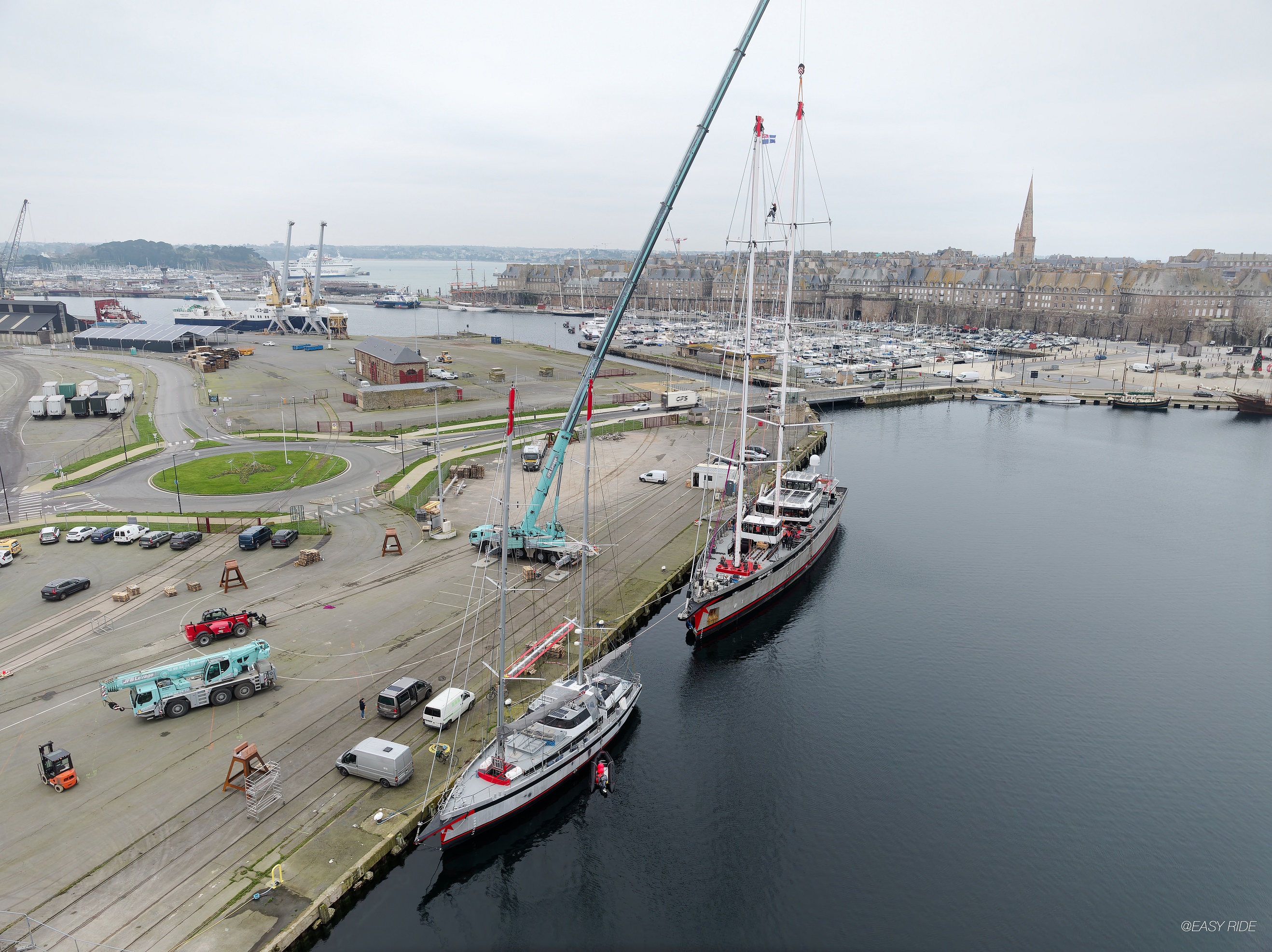 Saint-Malo : les deux mâts du voilier-cargo Grain de Sail II installés ...