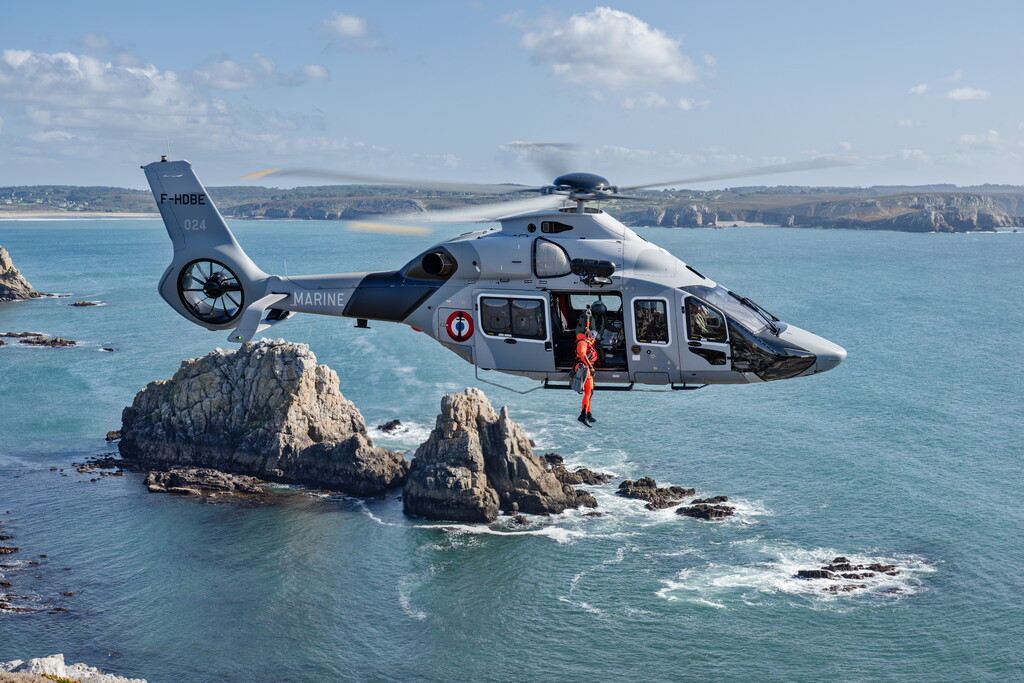 À Lanvéoc, le H160 remplace le Caïman Marine pour le sauvetage en mer ...