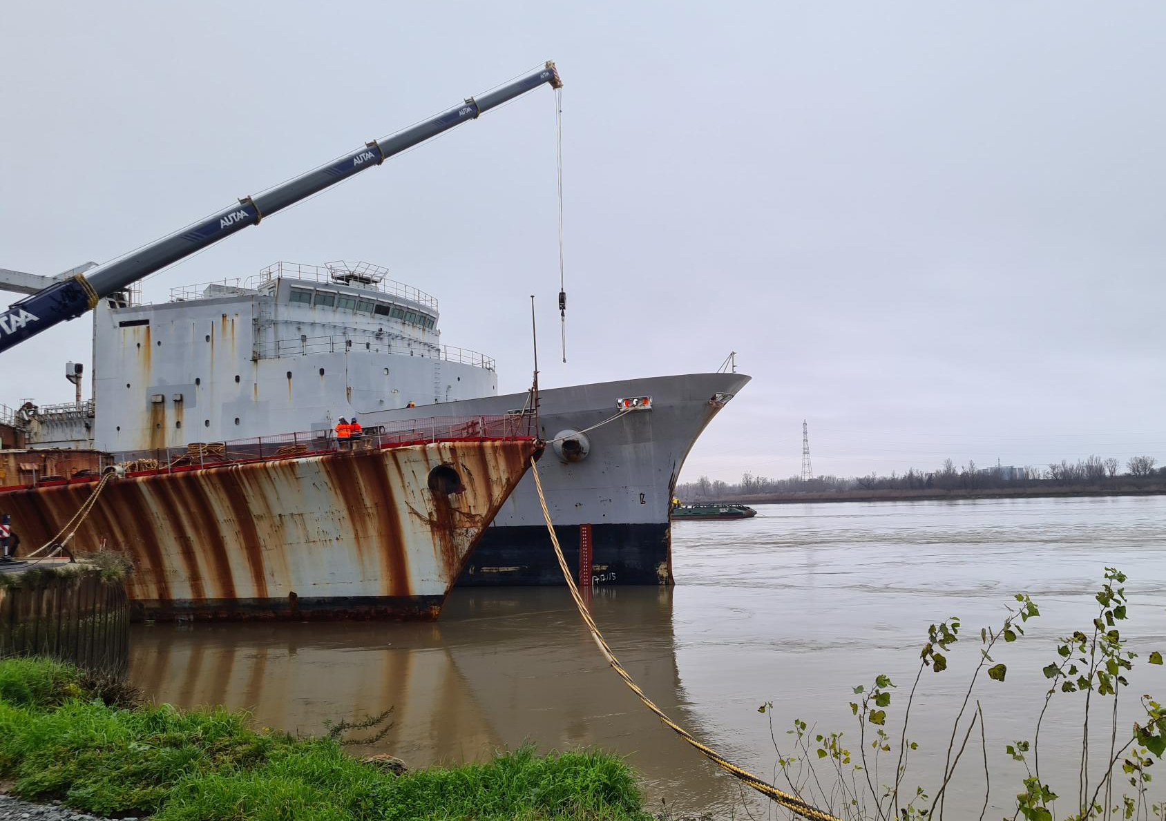 La coque de l’ancienne Meuse est arrivée à Bordeaux | Mer et Marine