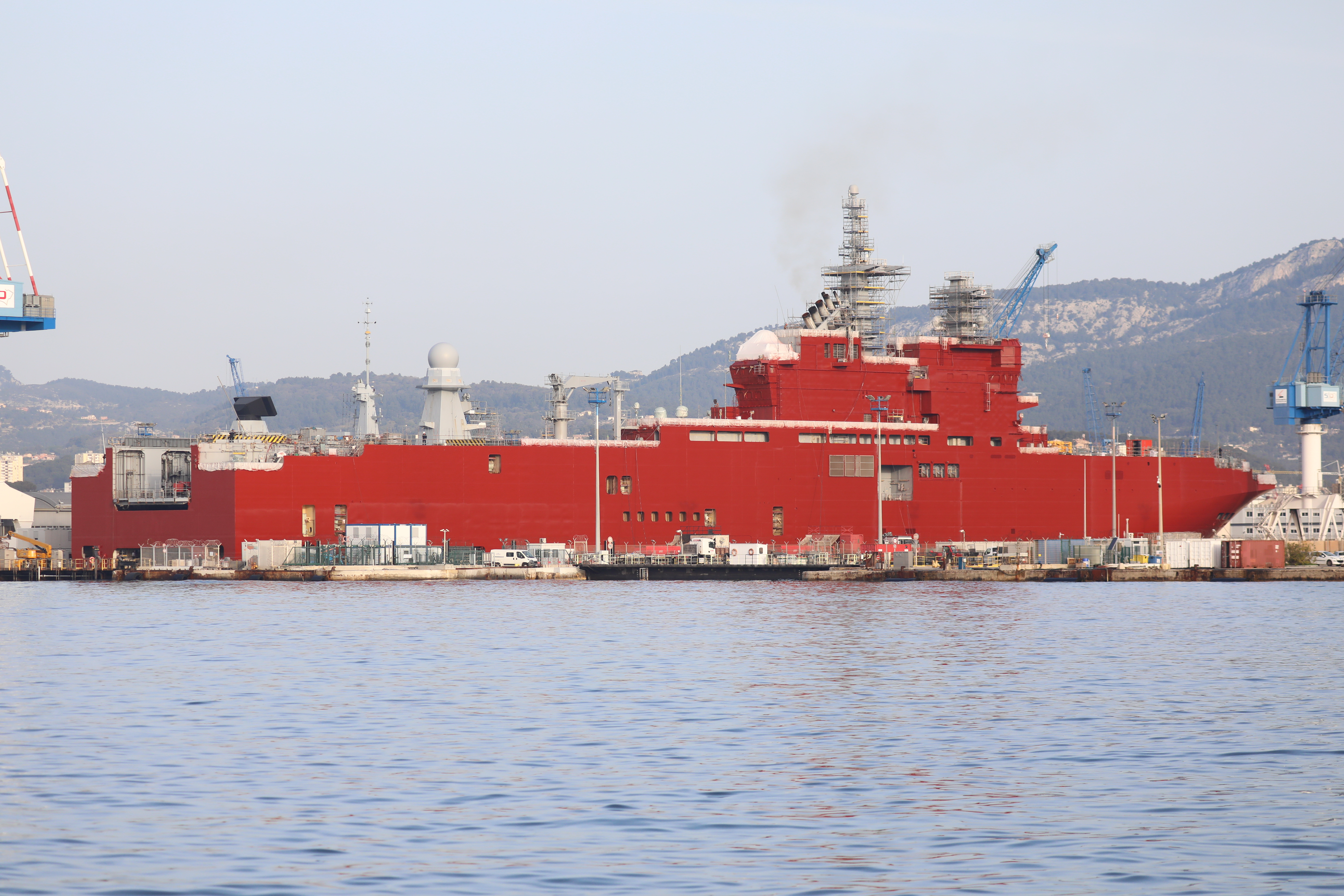 Le PHA Mistral brièvement peint en rouge | Mer et Marine