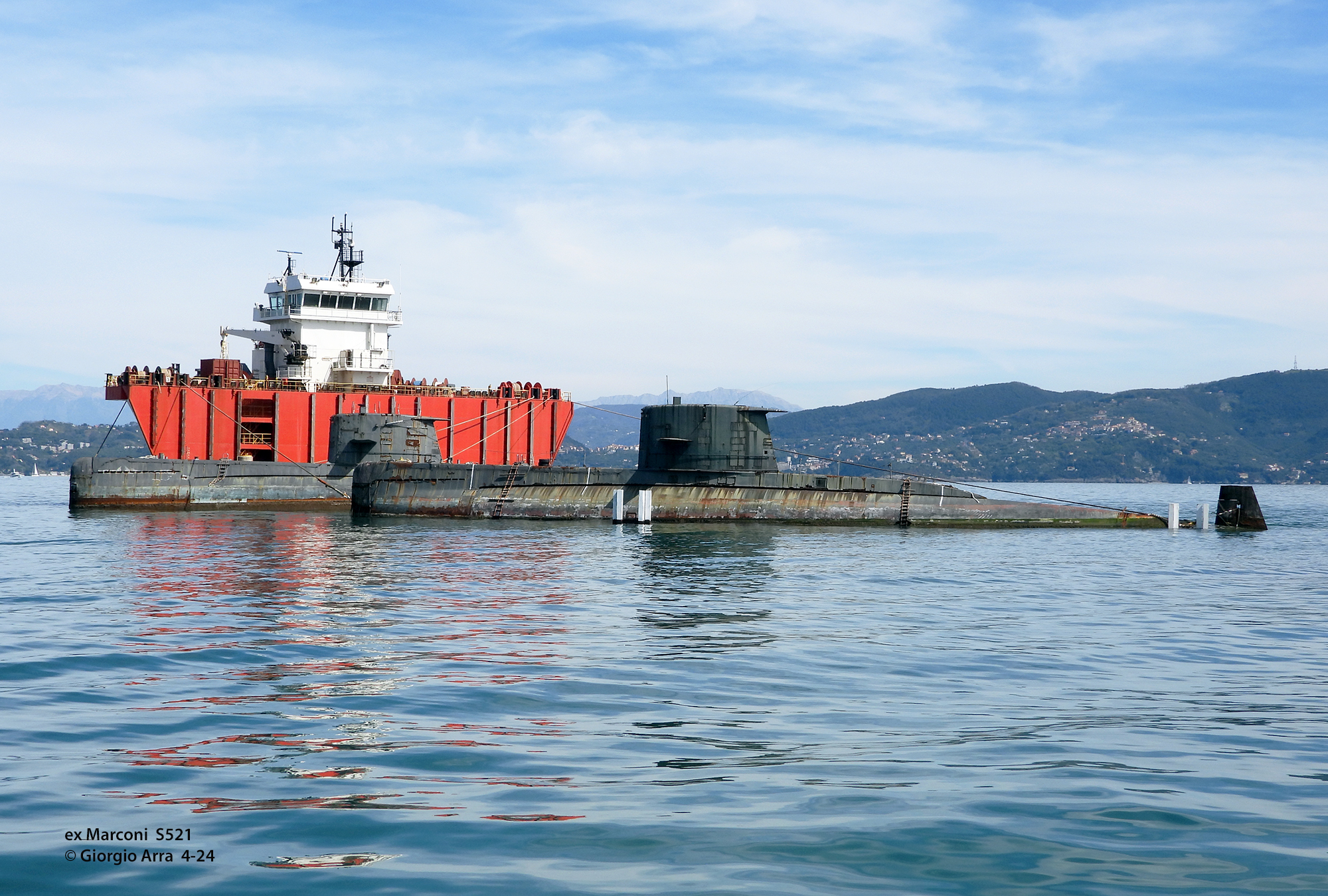 Le Seaway Albatross convoie trois anciens sous-marins italiens vers la ...