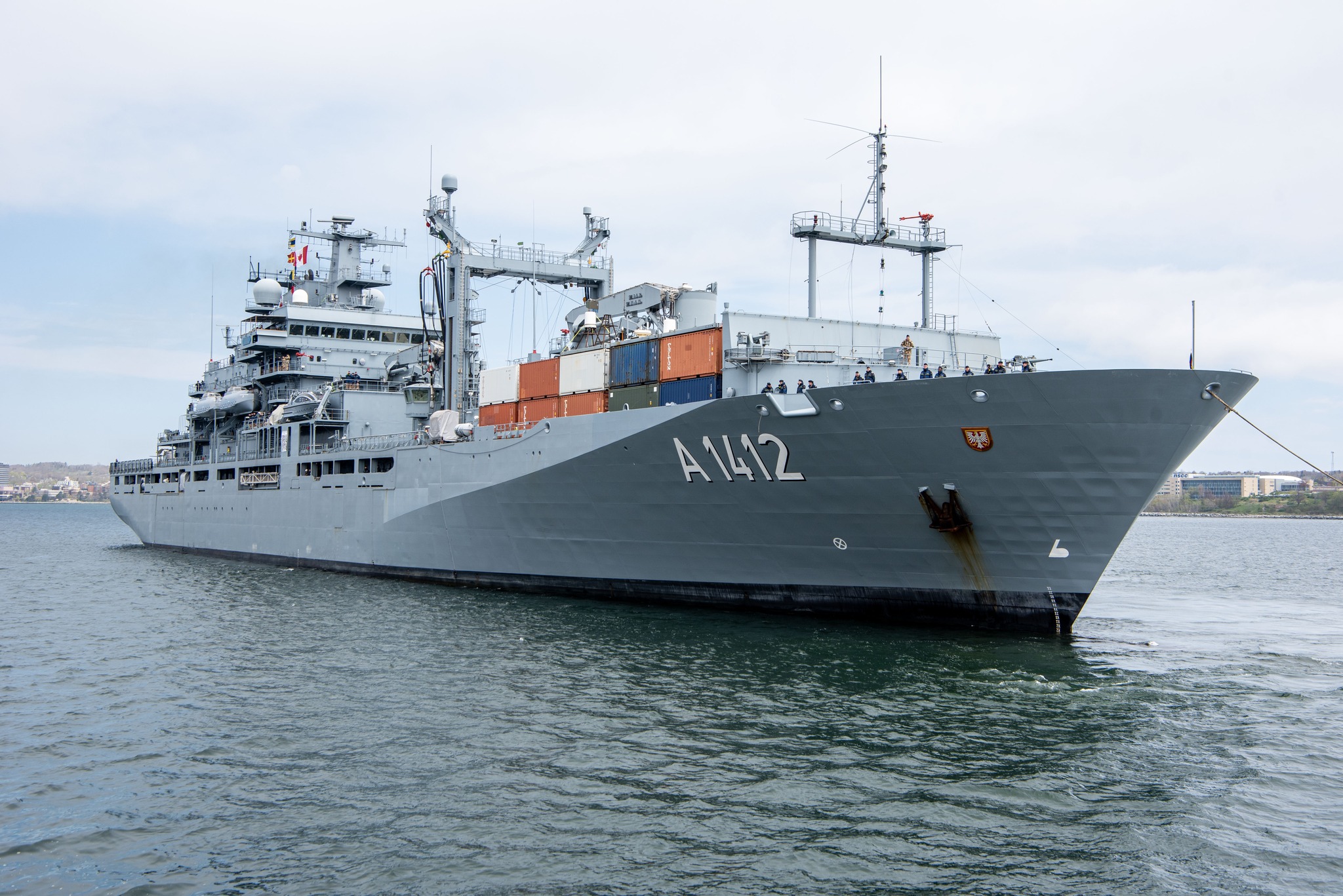 Des marins du futur ravitailleur canadien Protecteur à bord du ...