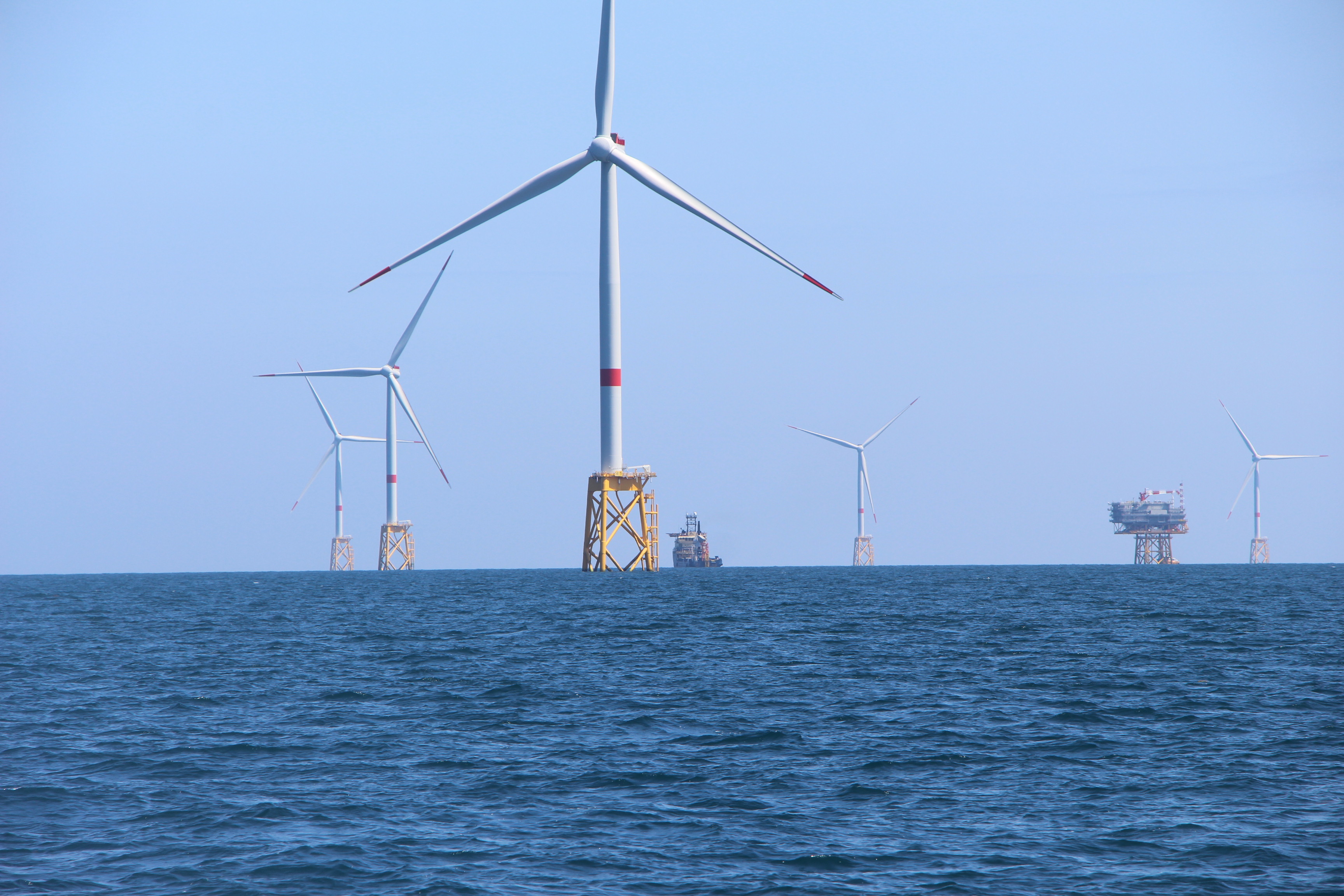 Le parc éolien en mer de Saint-Brieuc est de nouveau accessible aux ...