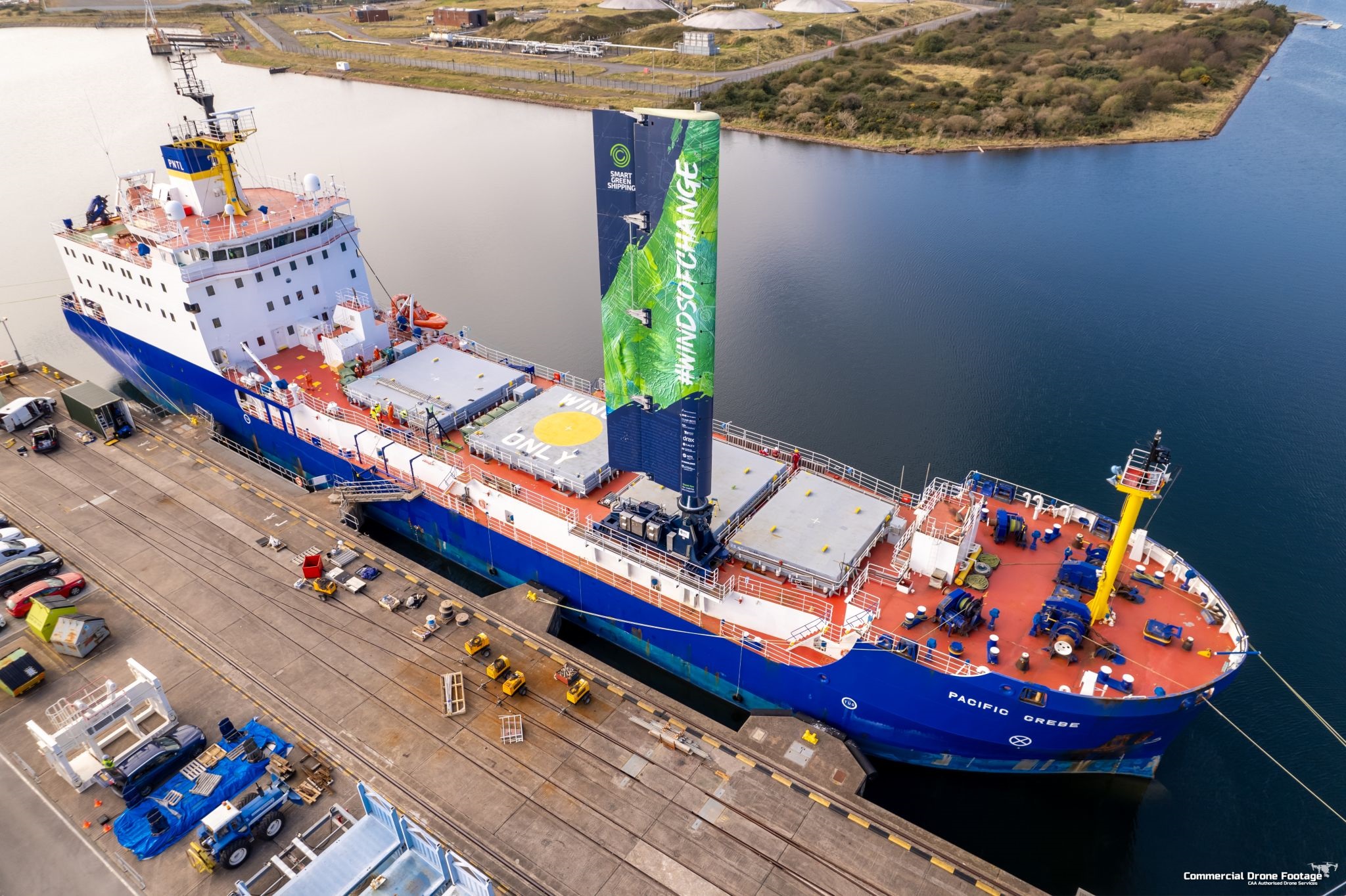 Une aile Smart Green Shipping installée sur un transporteur de déchets ...