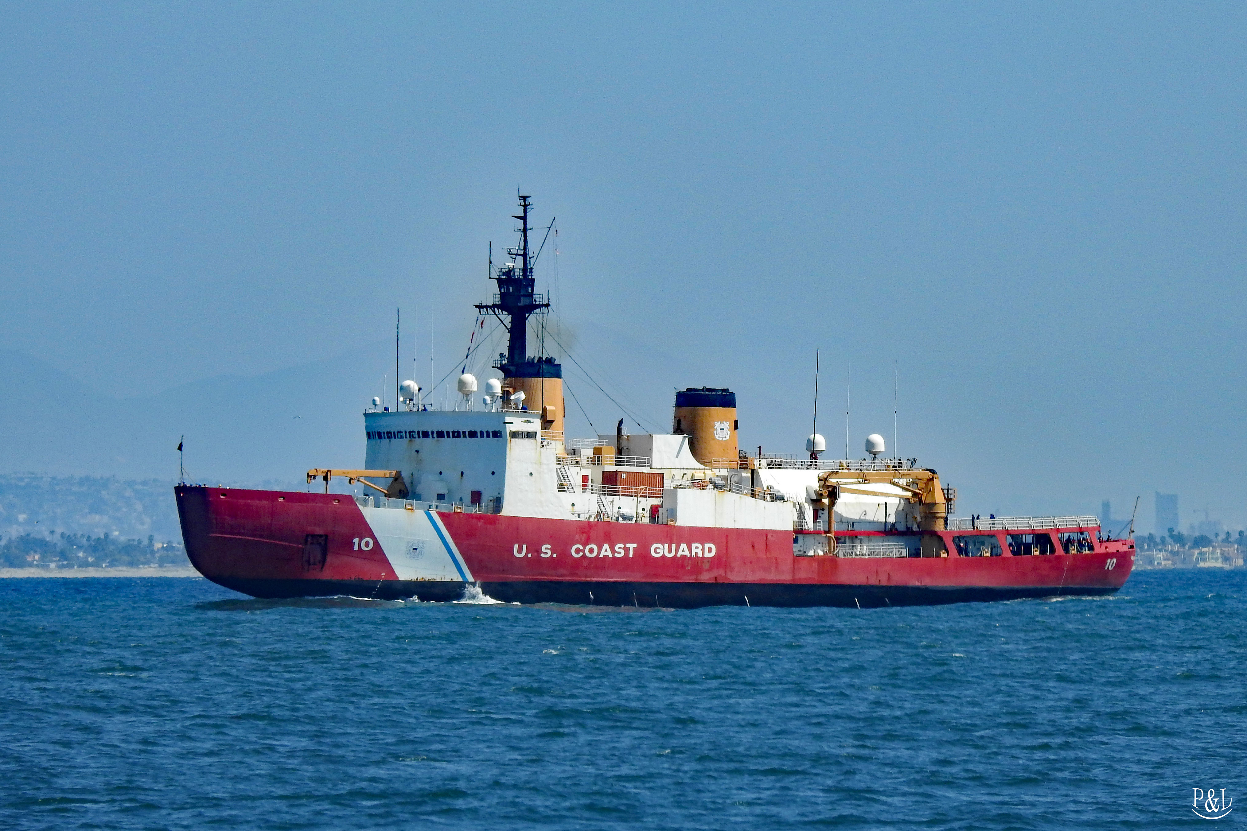 Le brise-glace américain Polar Star porte assistance au Scenic Eclipse ...