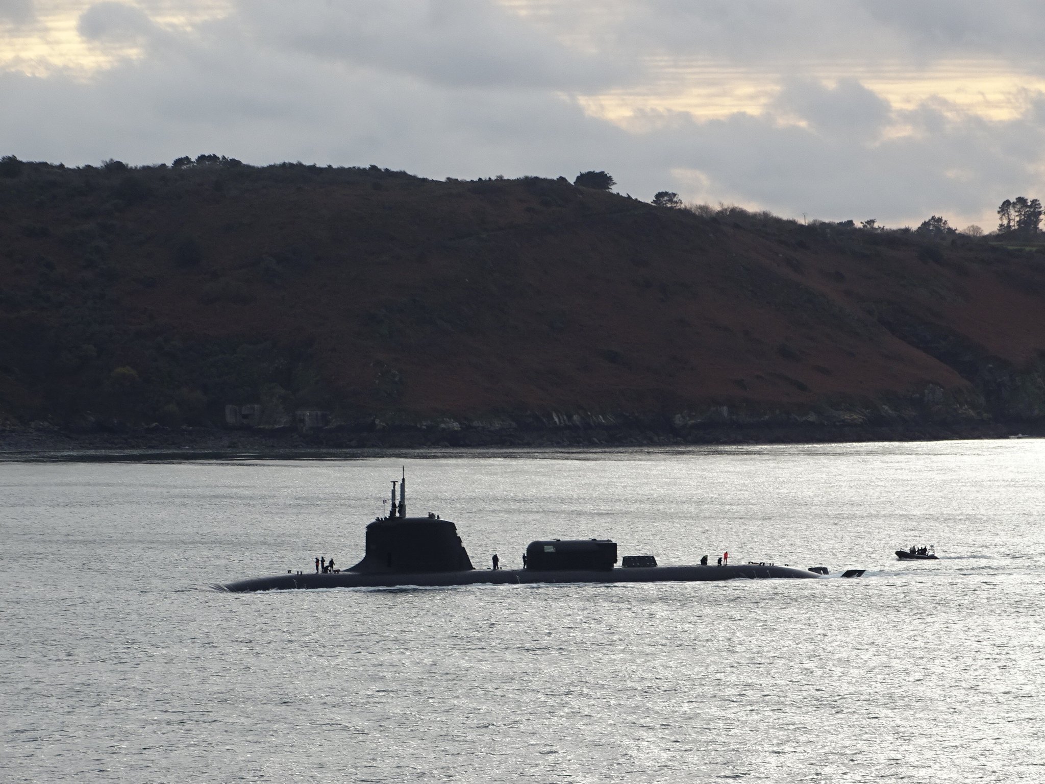 Le SNA Suffren évolue en Atlantique avec un DDS | Mer et Marine