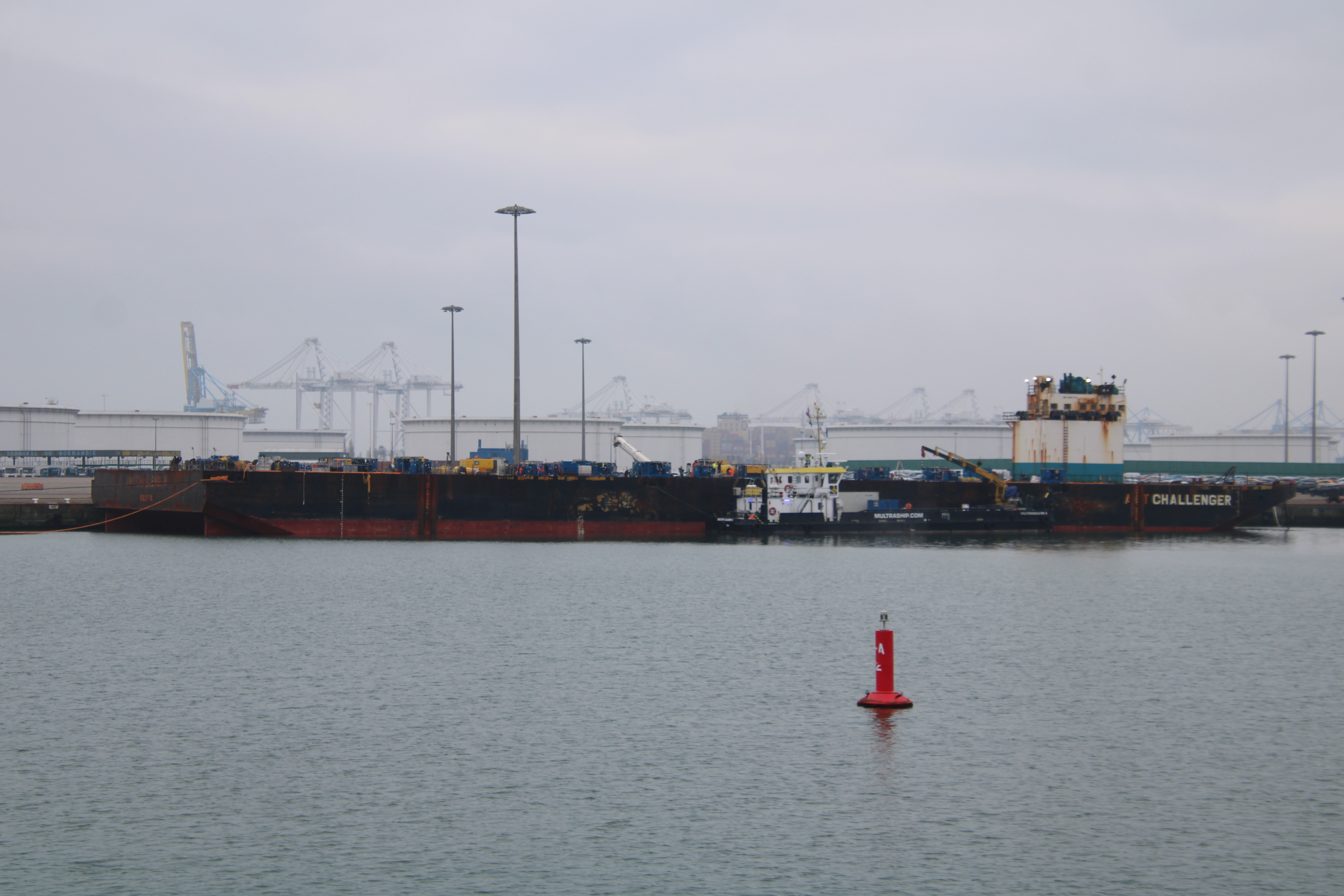 Après son désechouement, la barge AMT Challenger toujours immobilisée ...