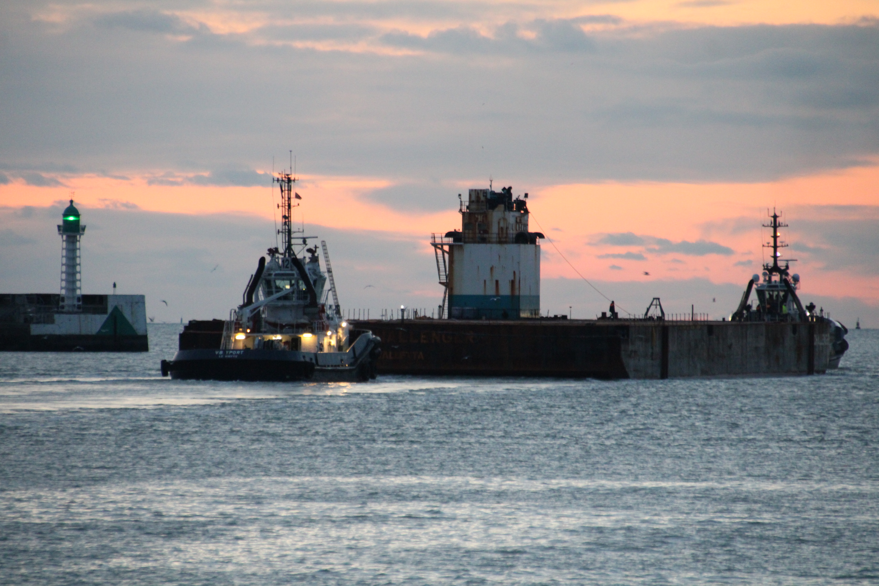 La barge AMT Challenger est partie du Havre pour être réparée | Mer et ...