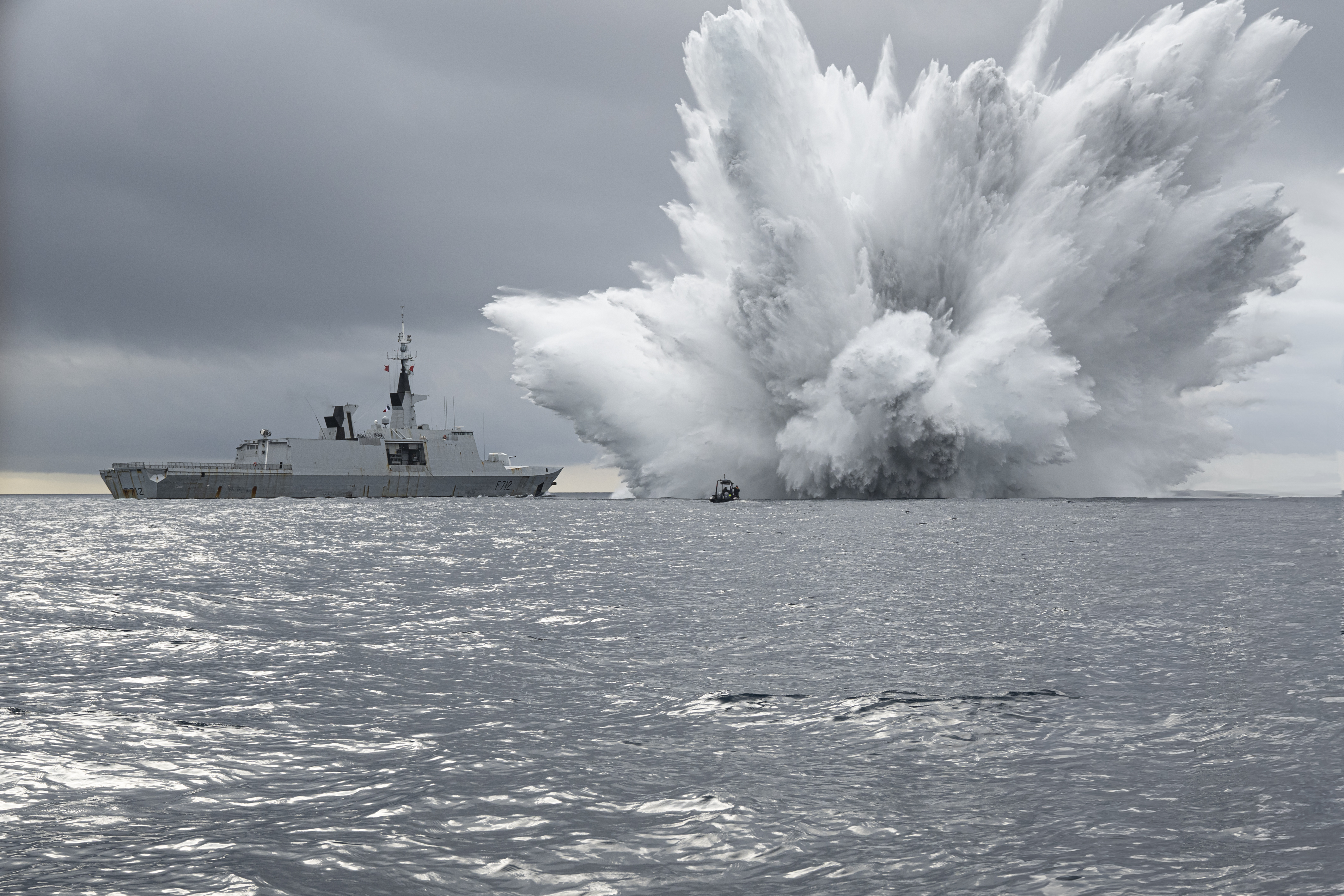 Devant Toulon, la frégate Courbet à l’épreuve d’une explosion sous ...