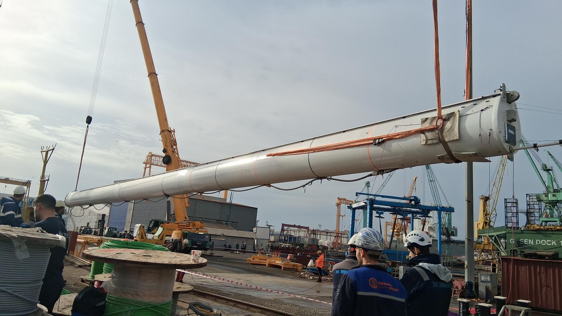 Un premier mât installé sur le Neoliner Origin | Mer et Marine