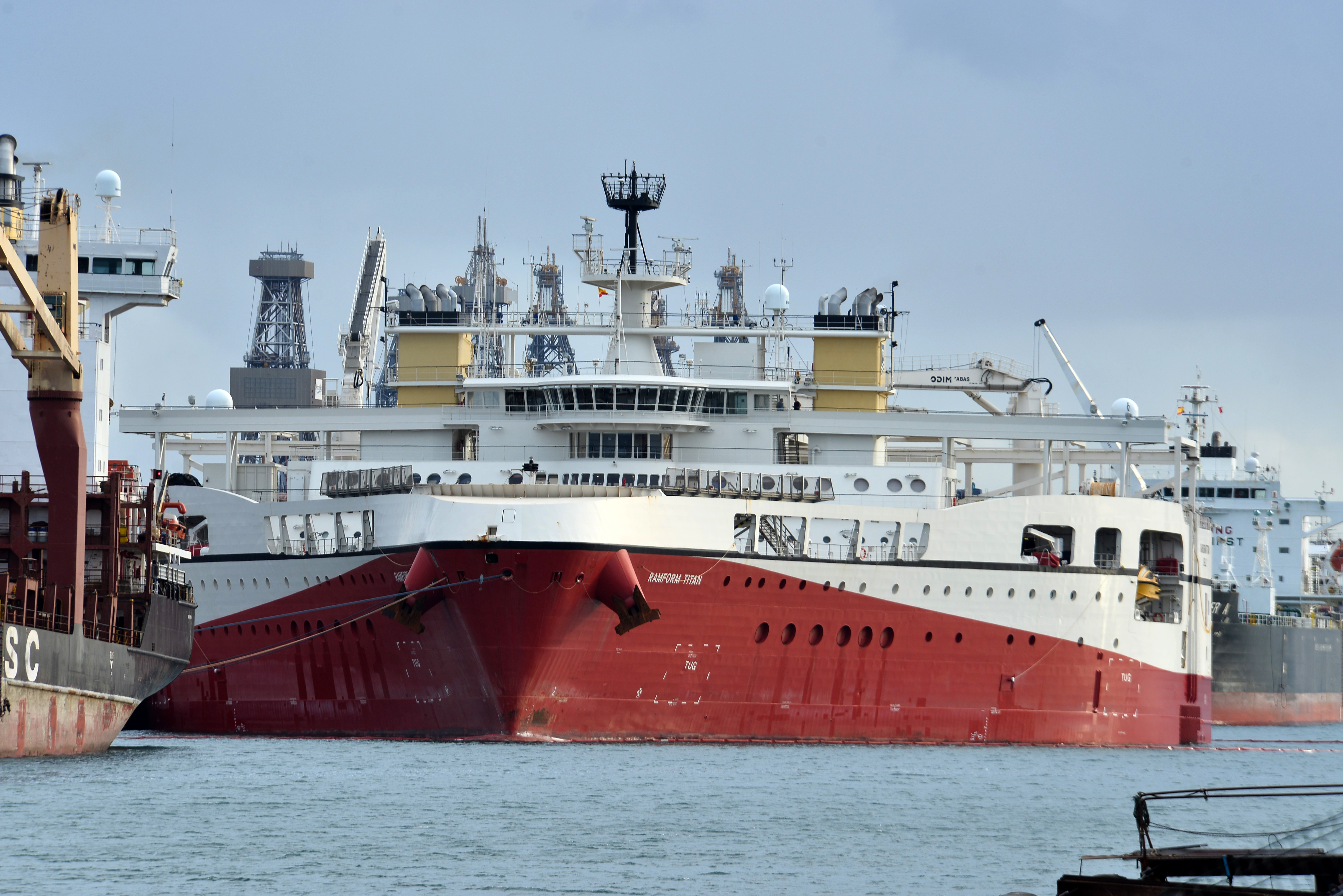 Gros plan sur le Ramform Titan, un navire sismique à la largeur hors ...