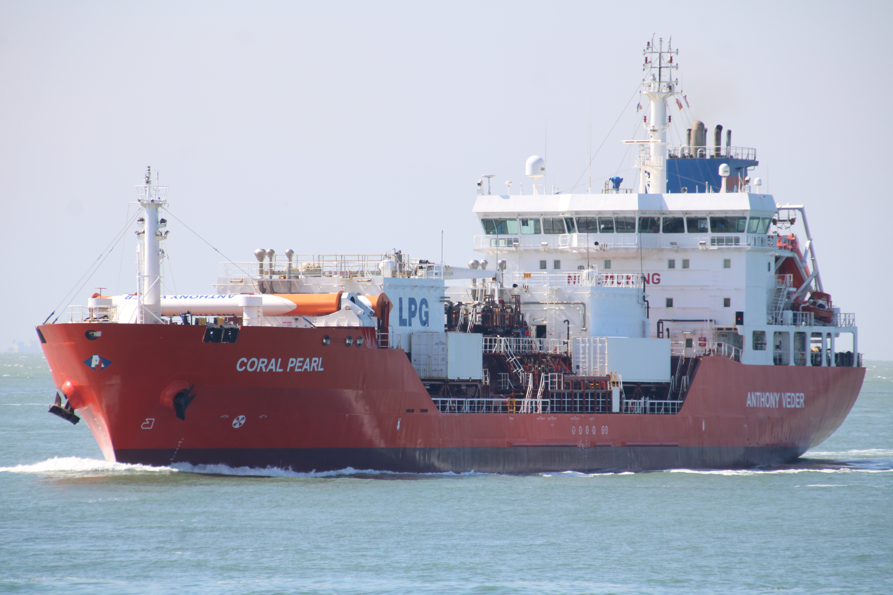 Le Coral Pearl au port du Havre avec une paire de turbovoiles Econowind ...