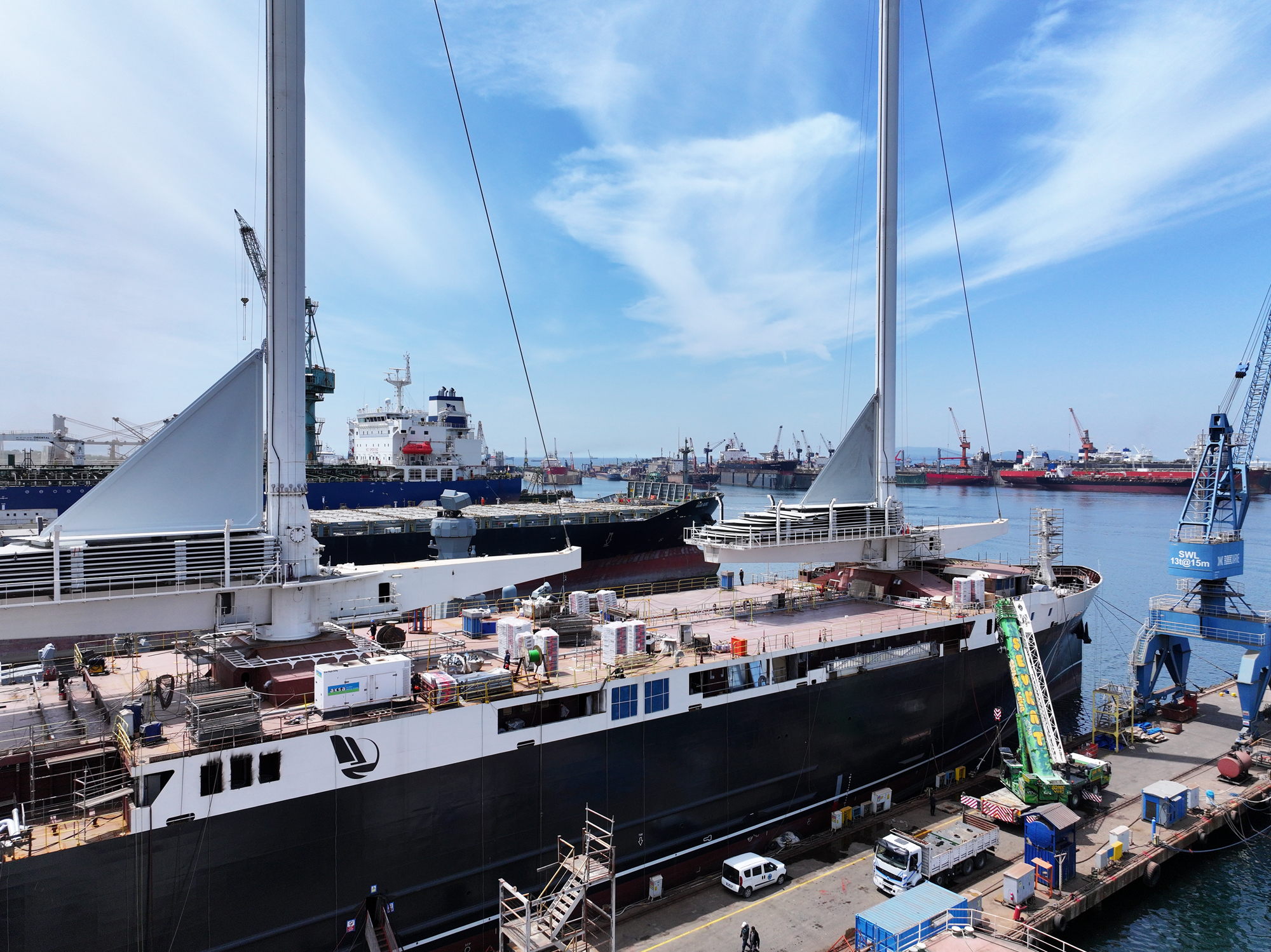 Le cargo vélique Neoliner Origin reçoit ses voiles rigides Solid Sail ...