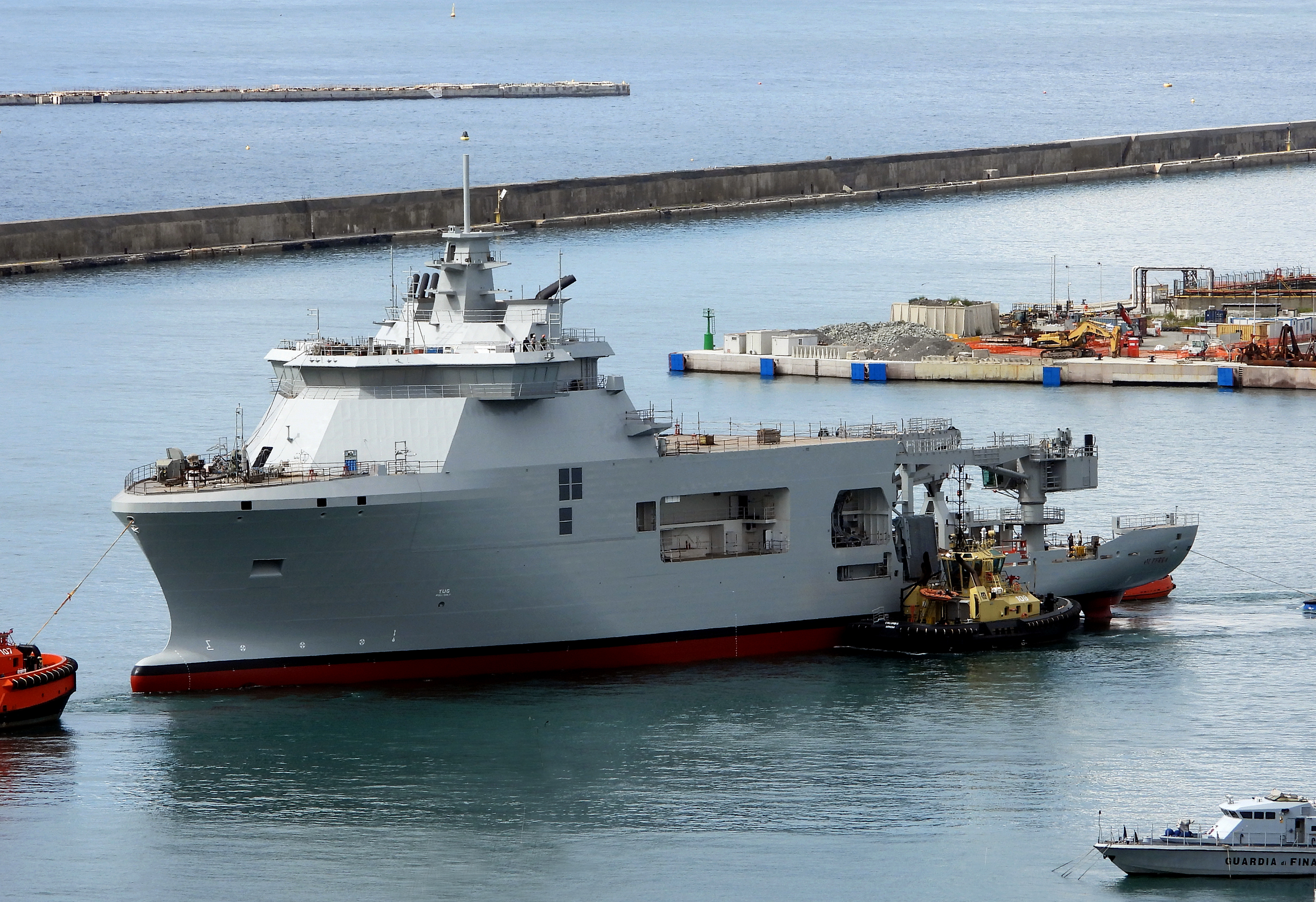 Marine italienne : le nouveau navire d’intervention sous-marine Olterra ...