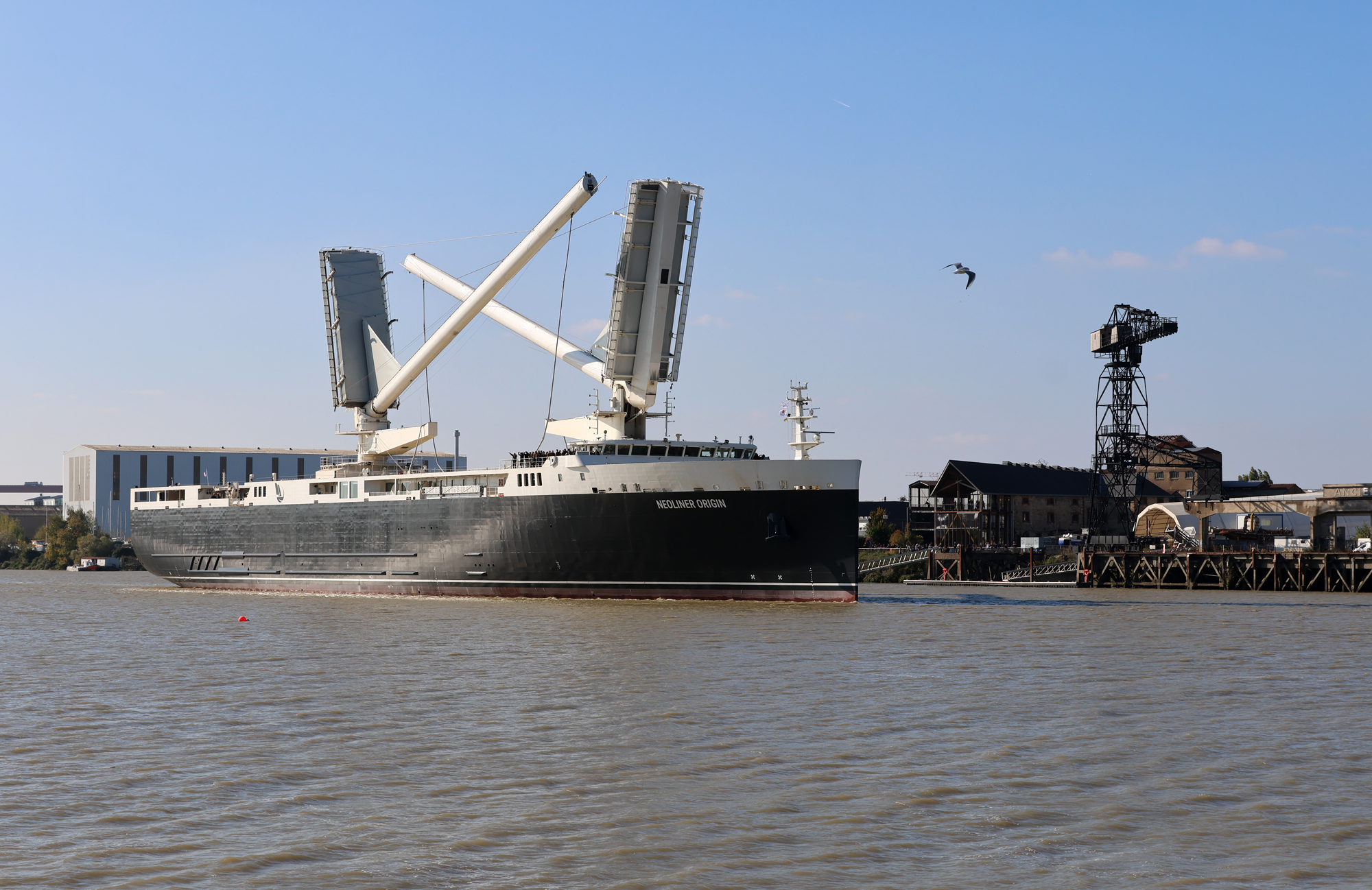 Le Neoliner Origin quitte le port de Nantes et attaque sa première ...